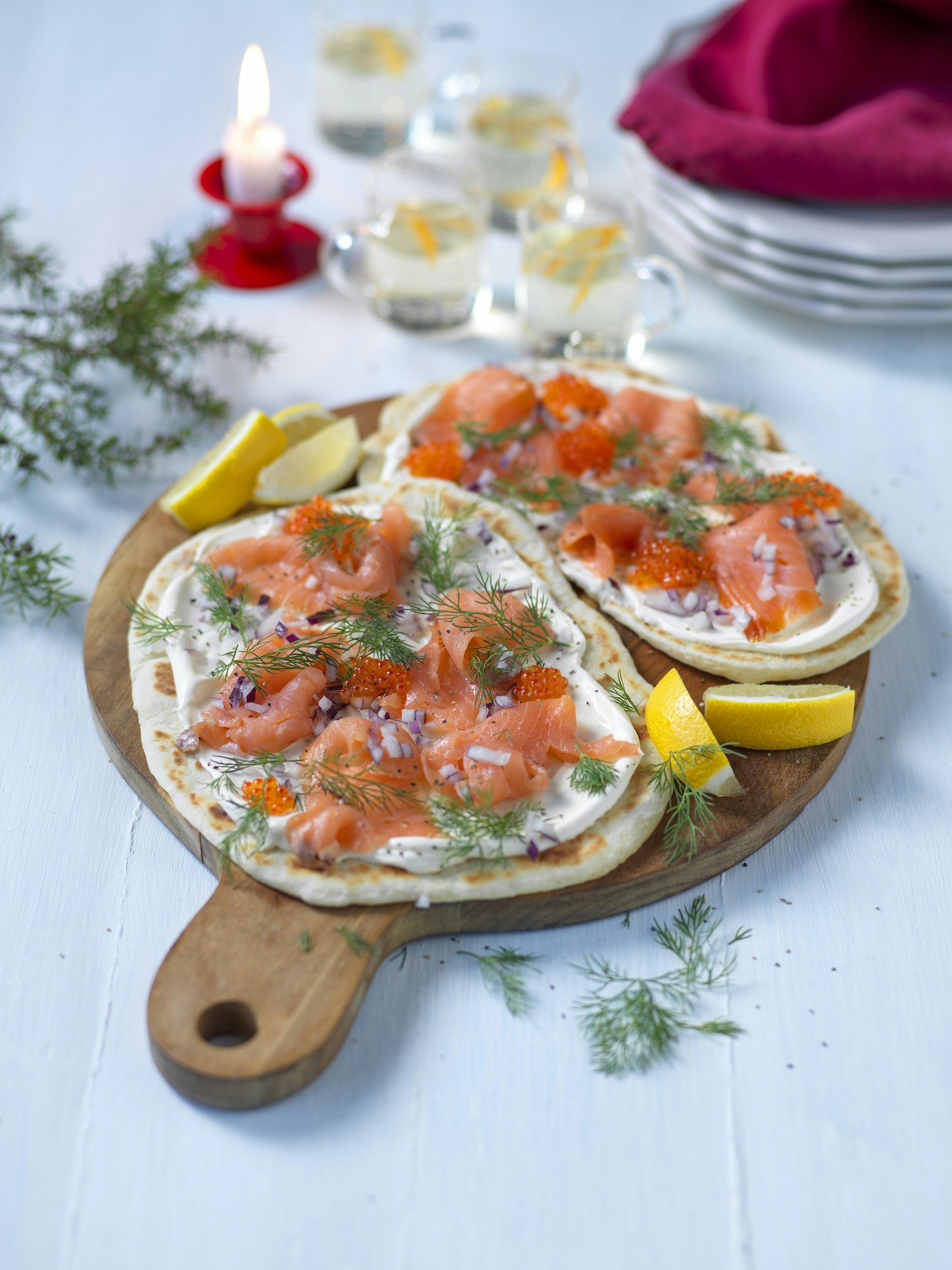 Snabba flatbread med kallrökt lax och smetana
