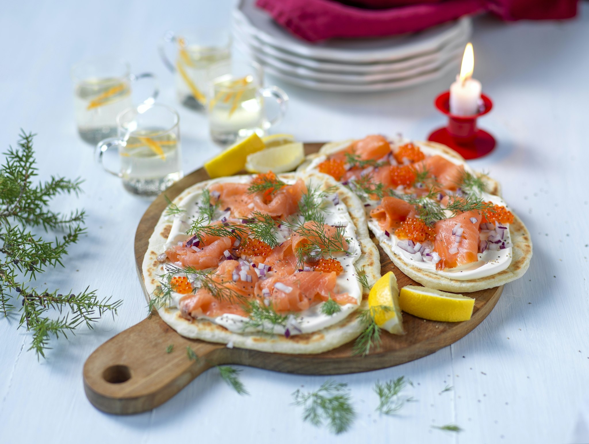 Snabba flatbread med kallrökt lax och smetana