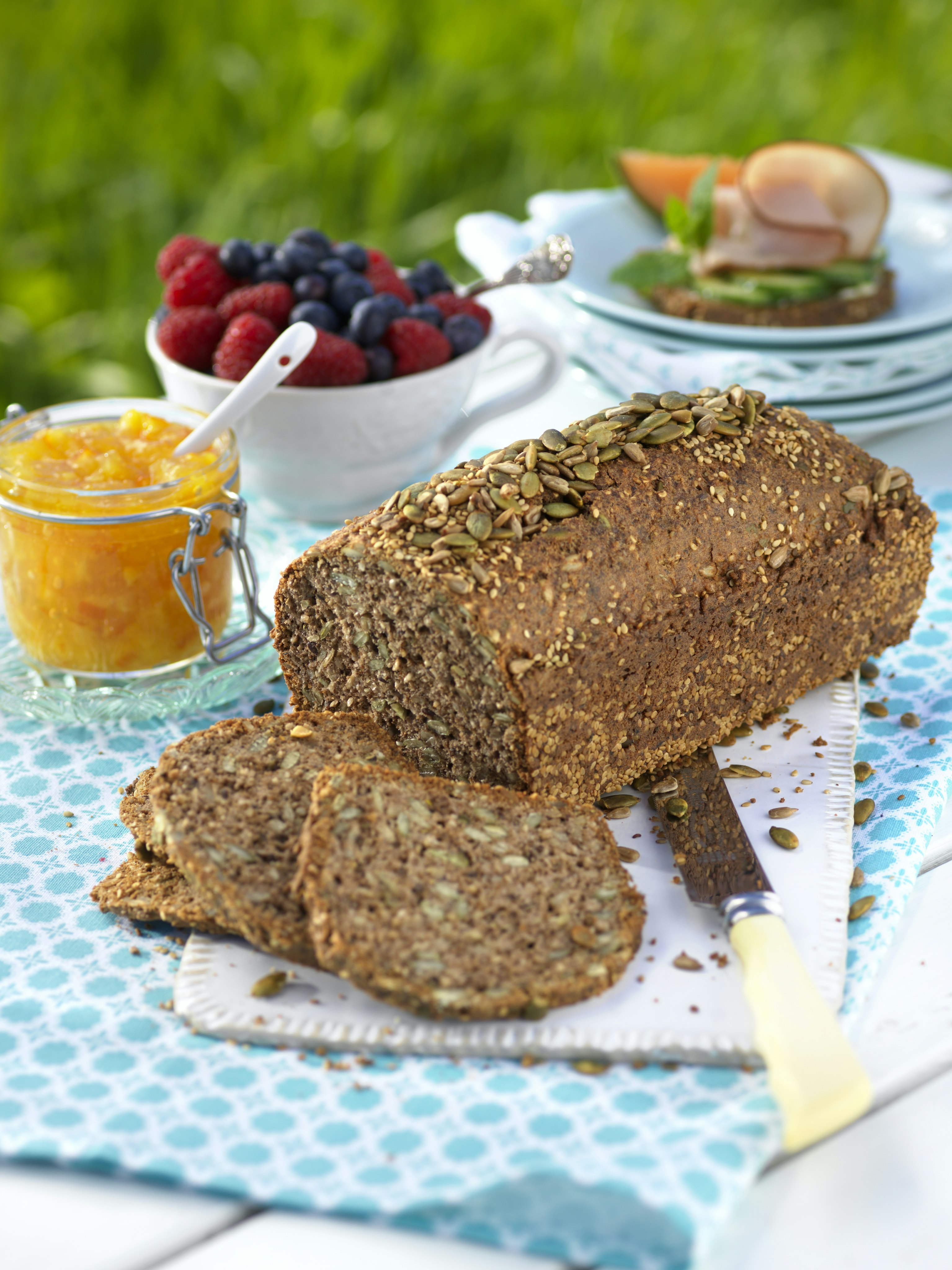 Lättbakad glutenfri limpa med frön