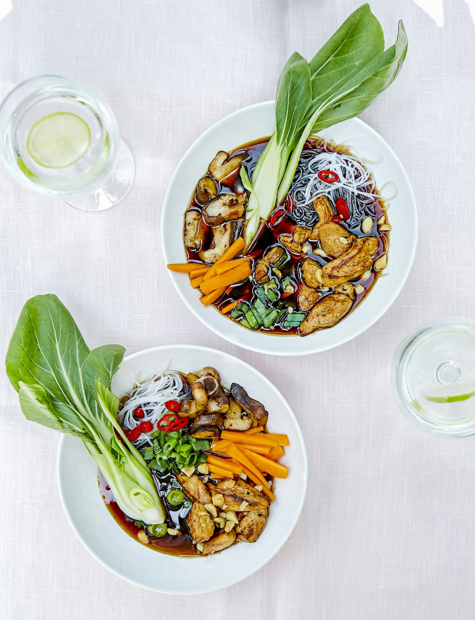 Snabbgjord japansk ramen med kyckling