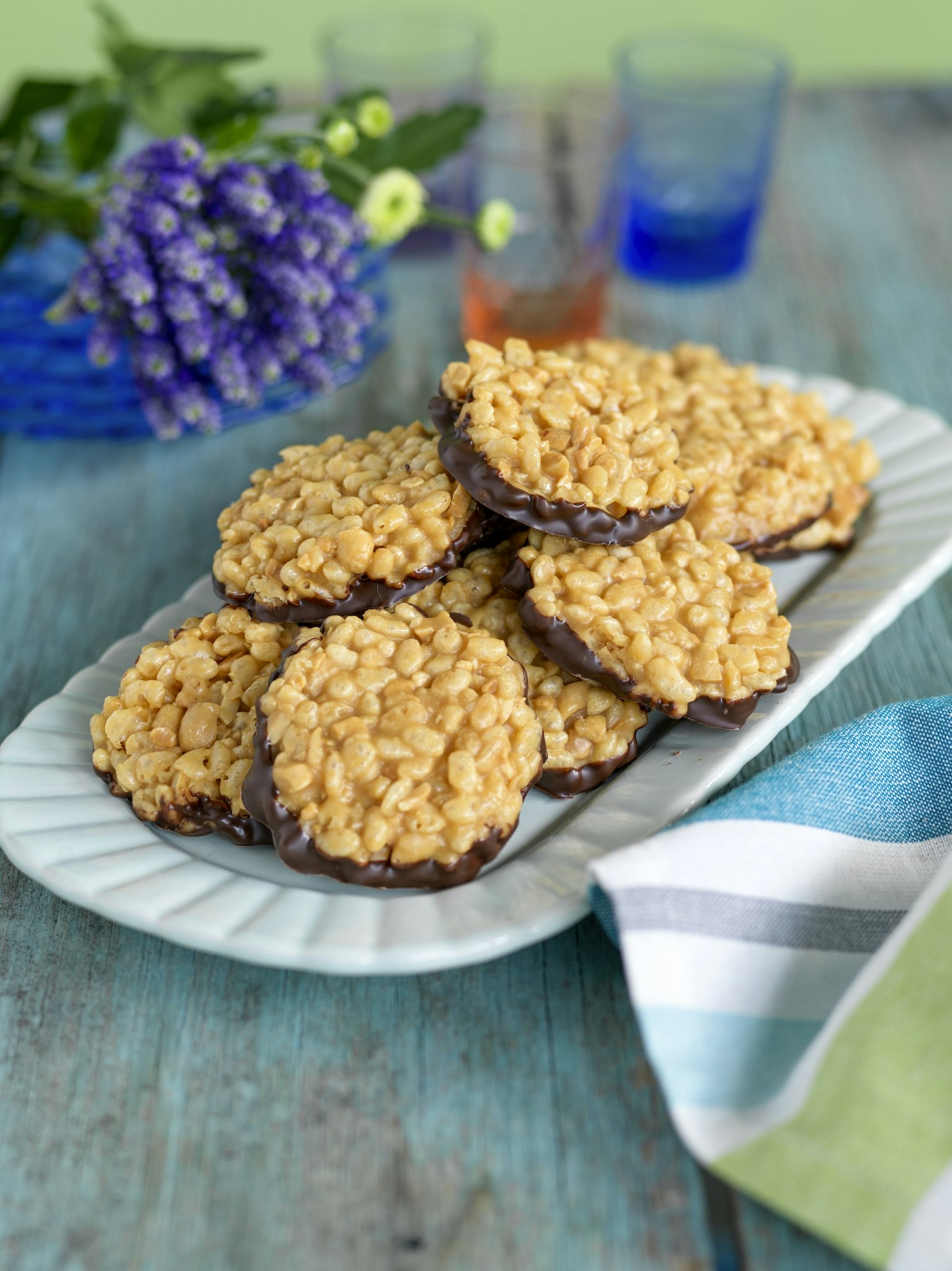 Snickersrutor med jordnötssmör och dadlar
