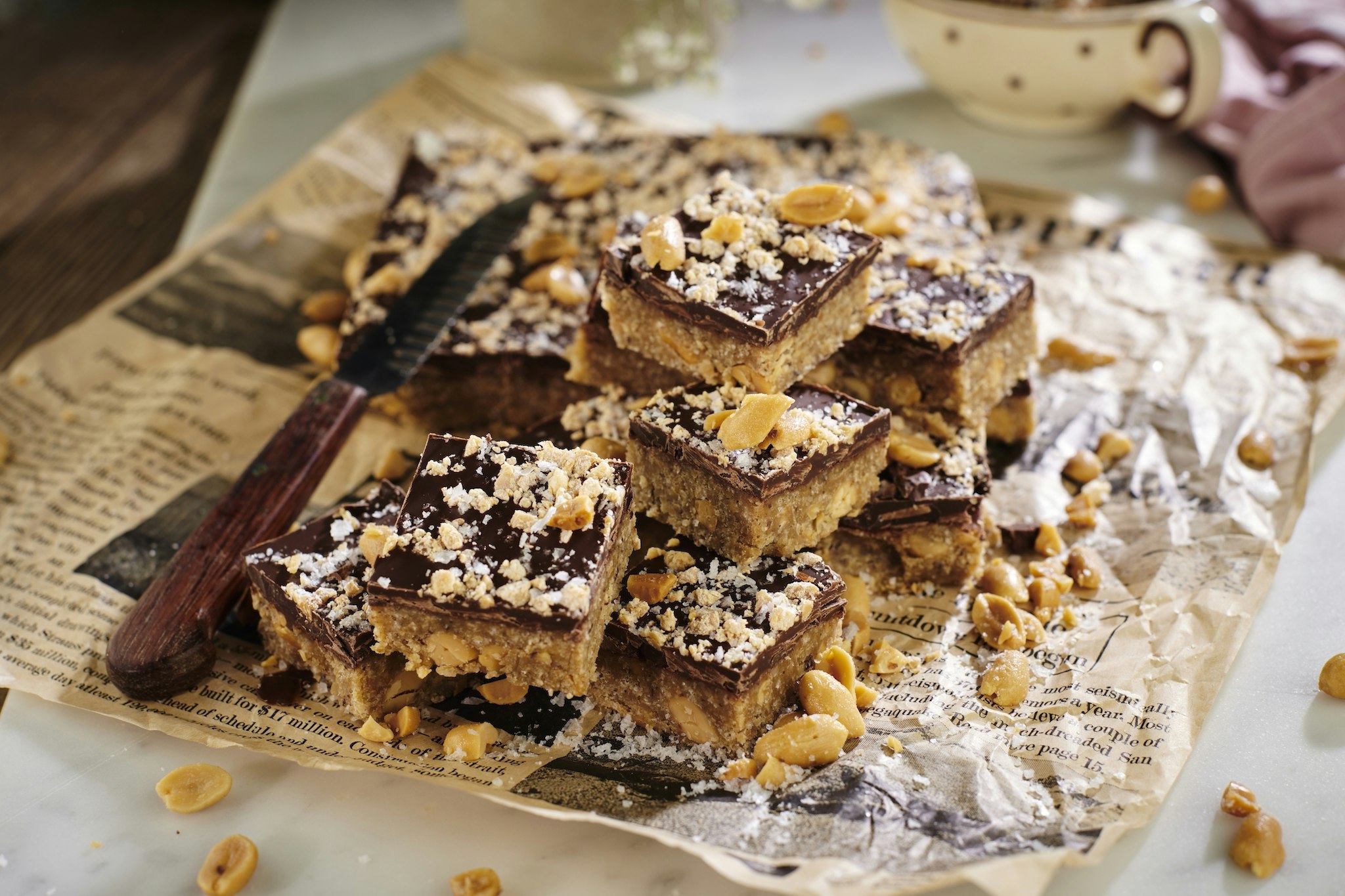 Snickersrutor med jordnötssmör och dadlar