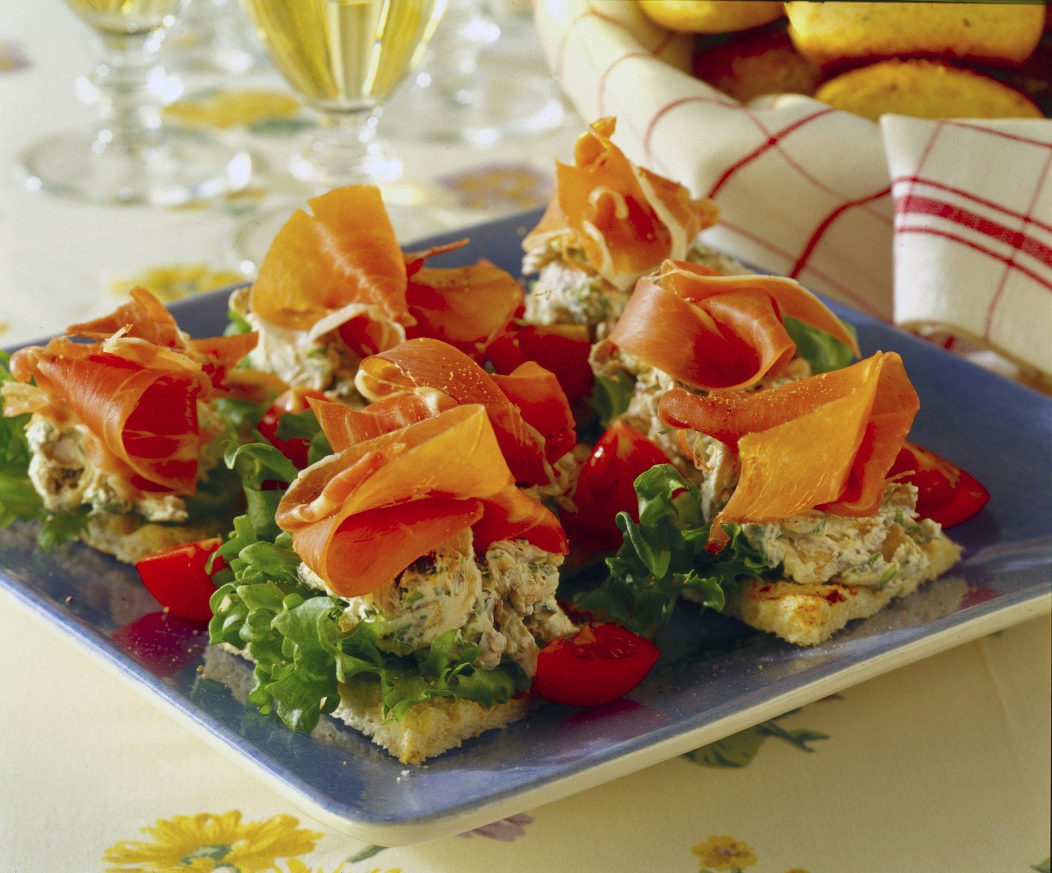 Snittar med champinjoner och lufttorkad skinka