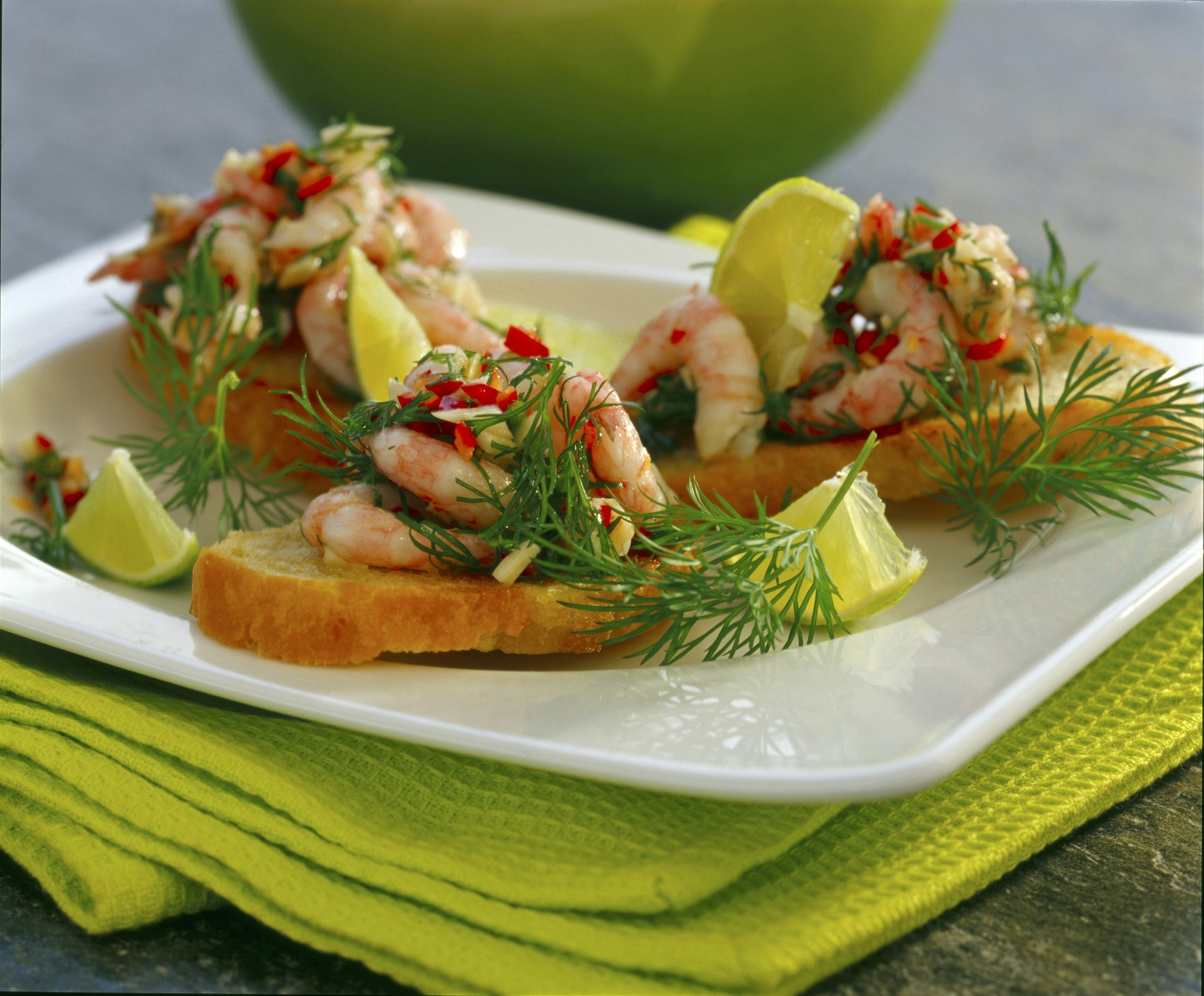 Snittar med marinerade räkor