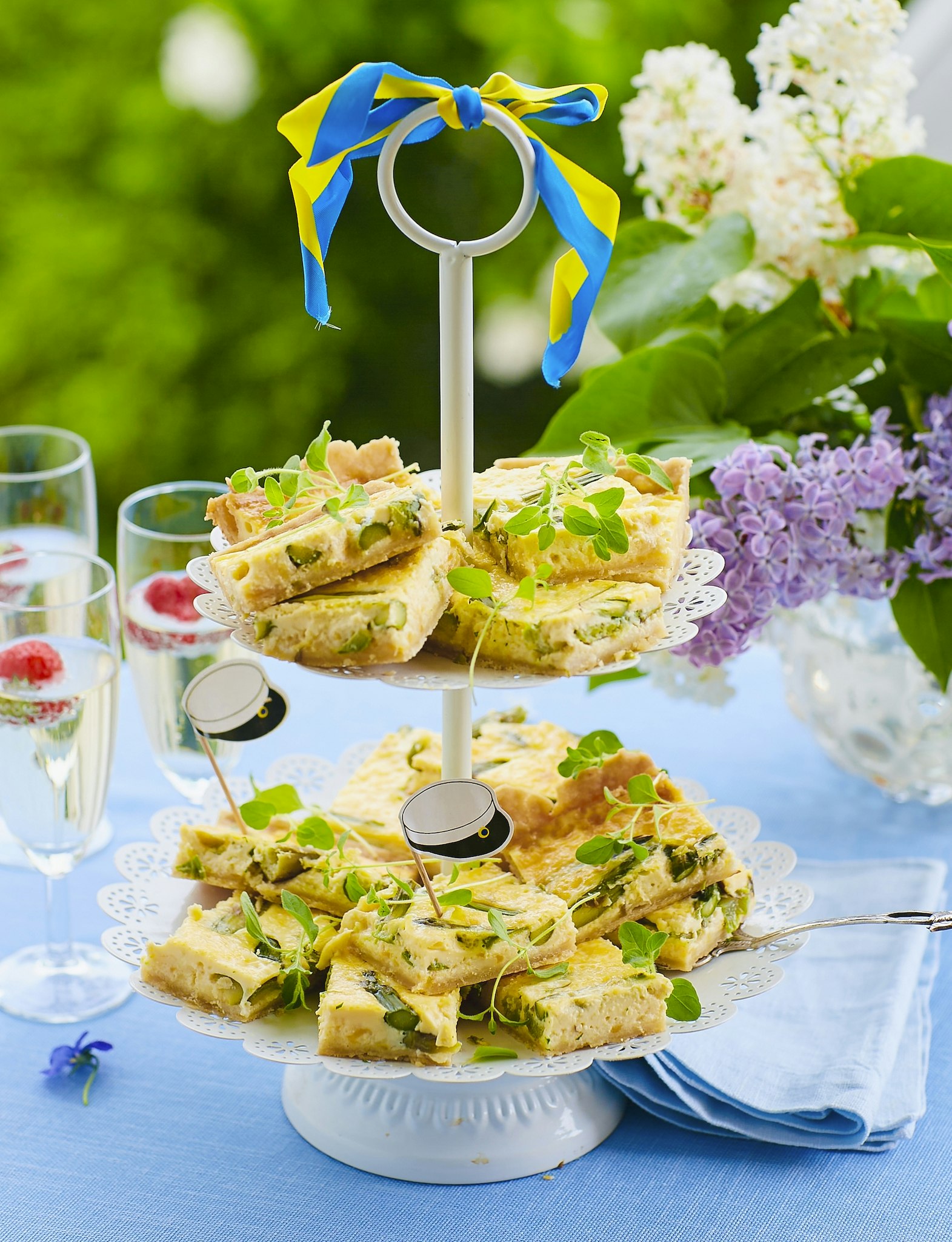 Sparris- och parmesanpaj i skurna rutor