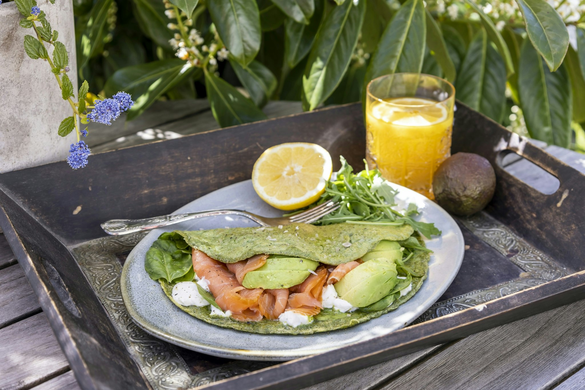 Toast med krabbröra, äpple och avokado