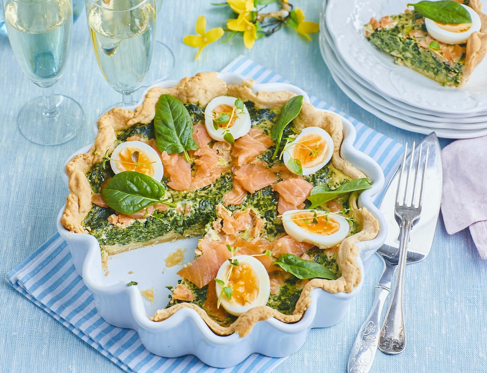 Spenatpaj med kallrökt lax och ägg