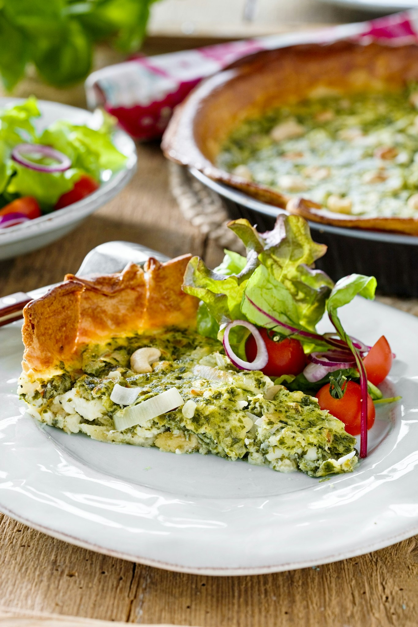 Spenatpaj med keso och pinjenötter