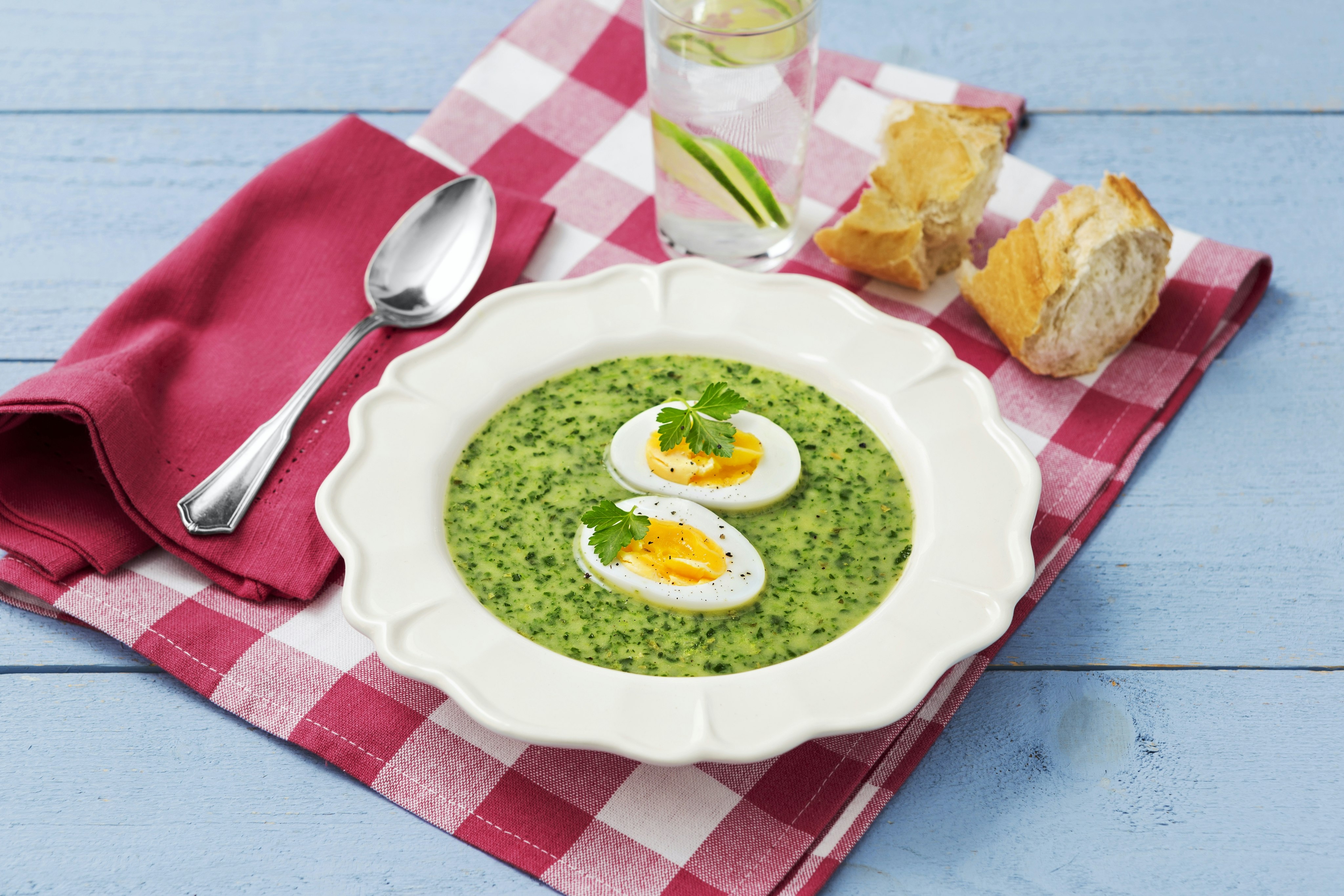 Spenatsoppa med dragon och kokt ägg