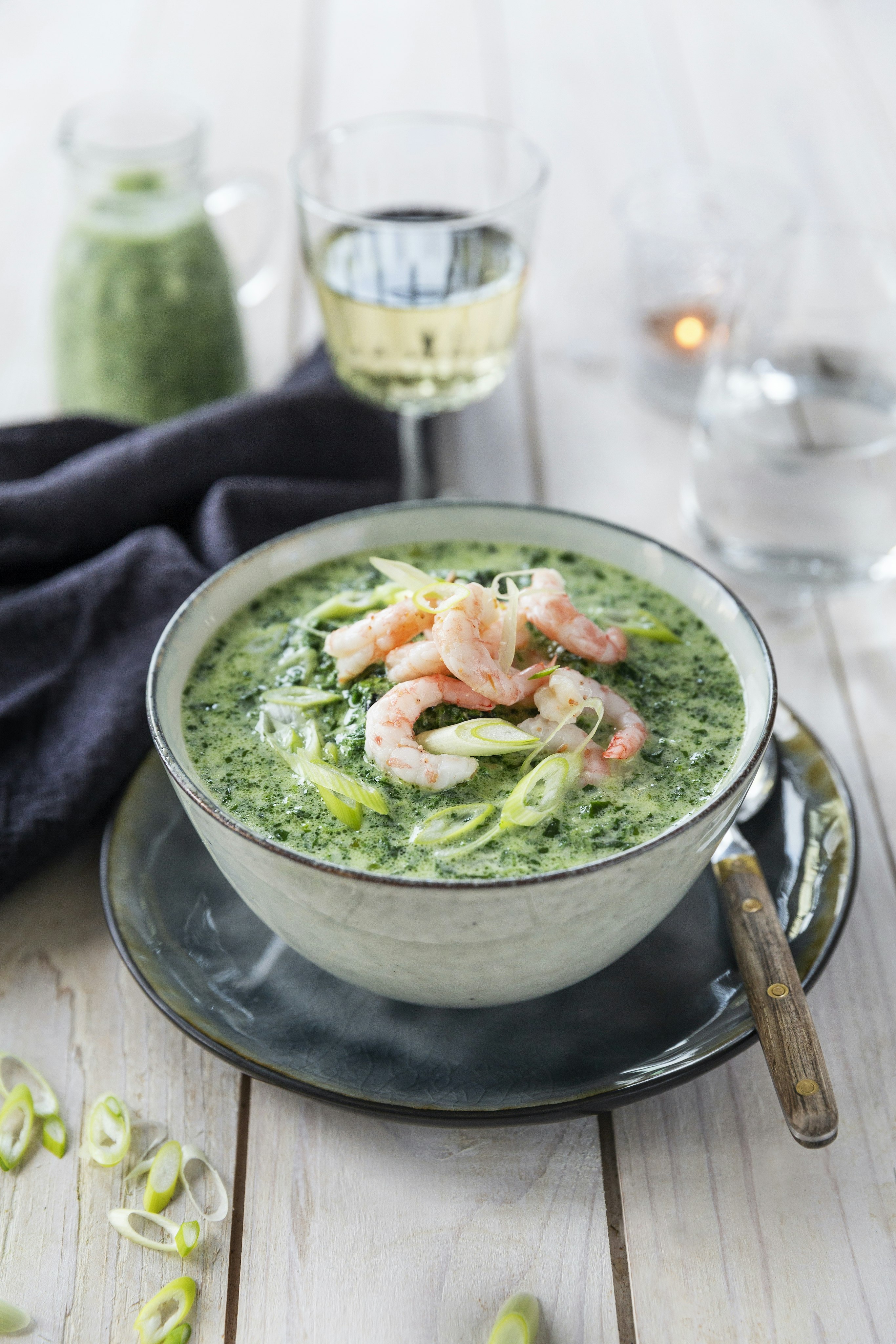 Spenatsoppa med handskalade räkor