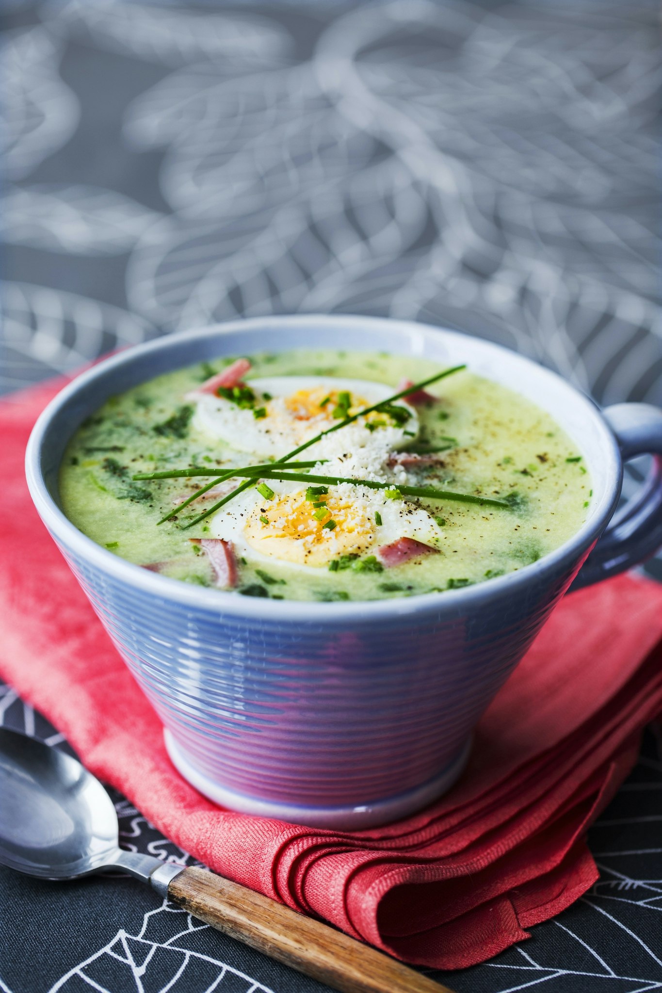 Spenatsoppa med rökt skinka och ägg