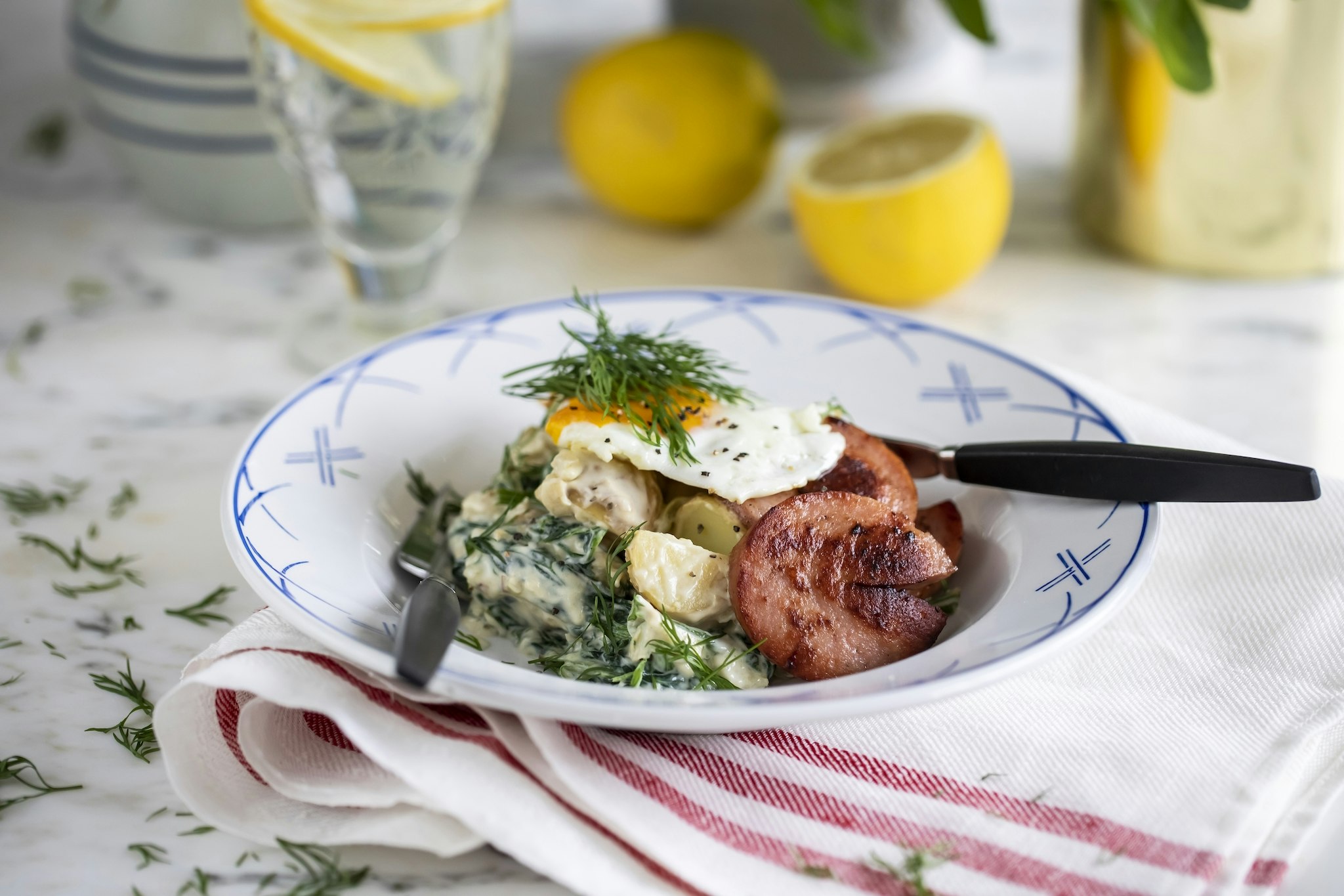 Stekt falukorv med ägg och spenatstuvad potatis