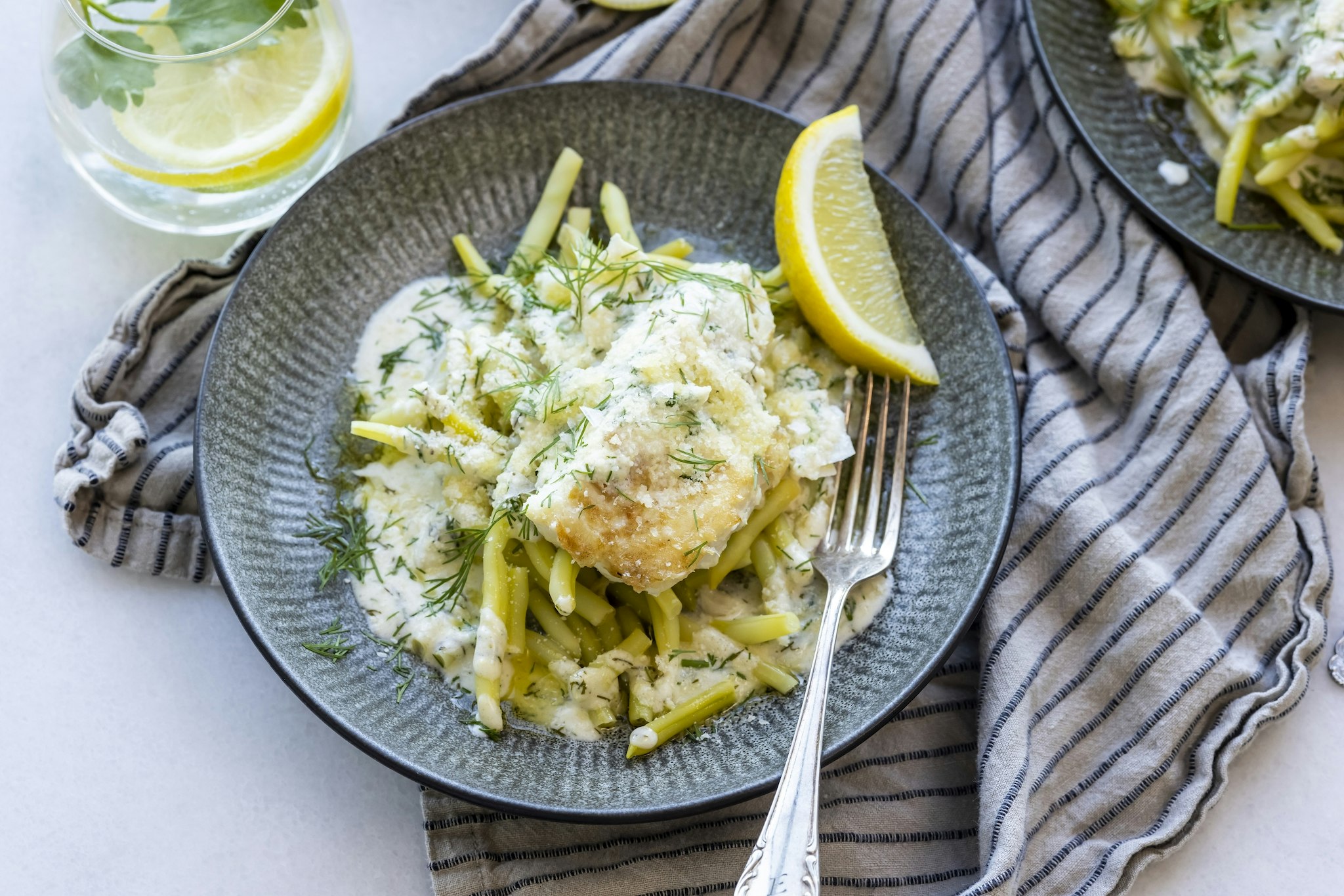 Stekt torsk med vaxbönor, dill och citronsås