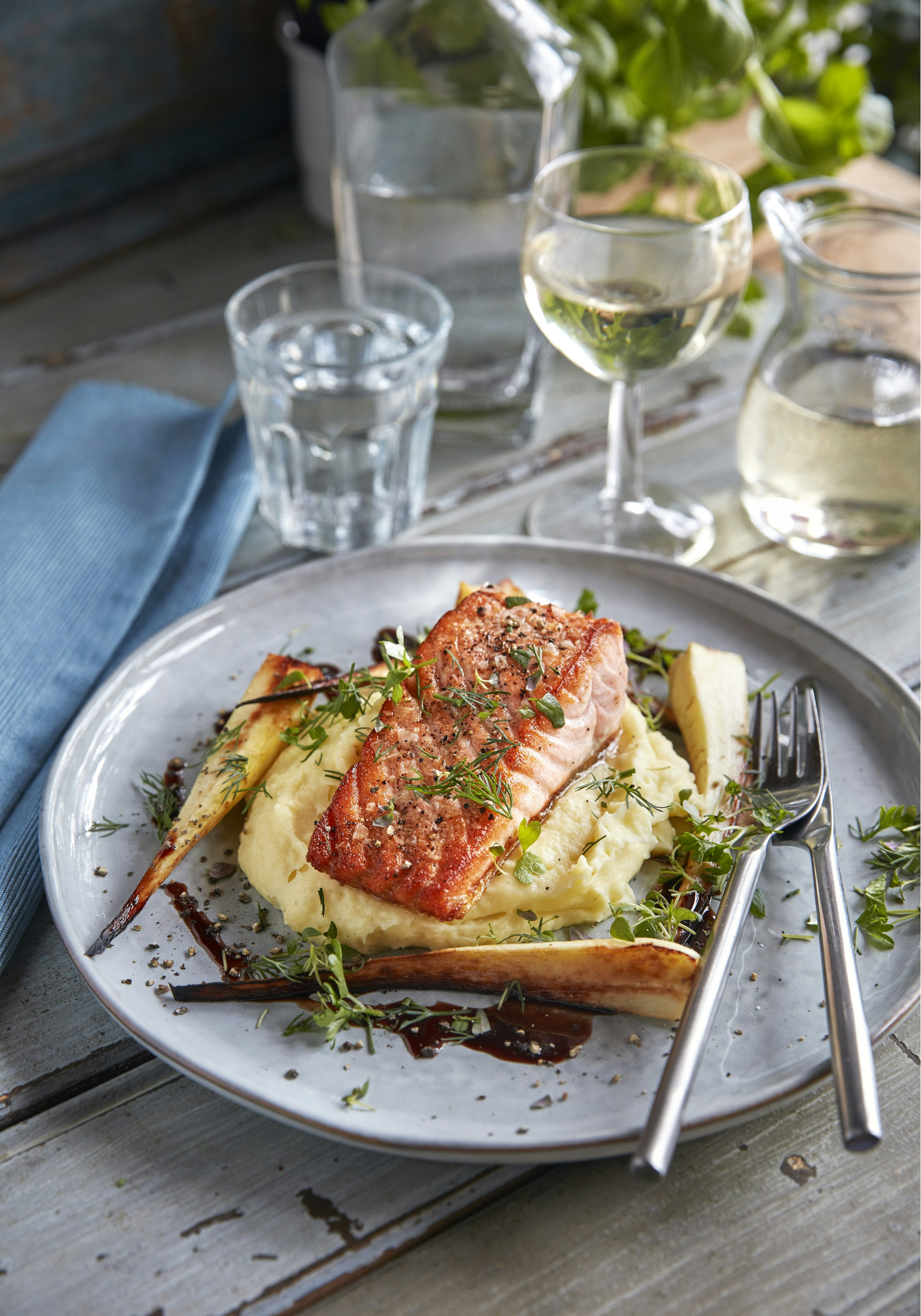 Stekt lax med mos och rödvinssky