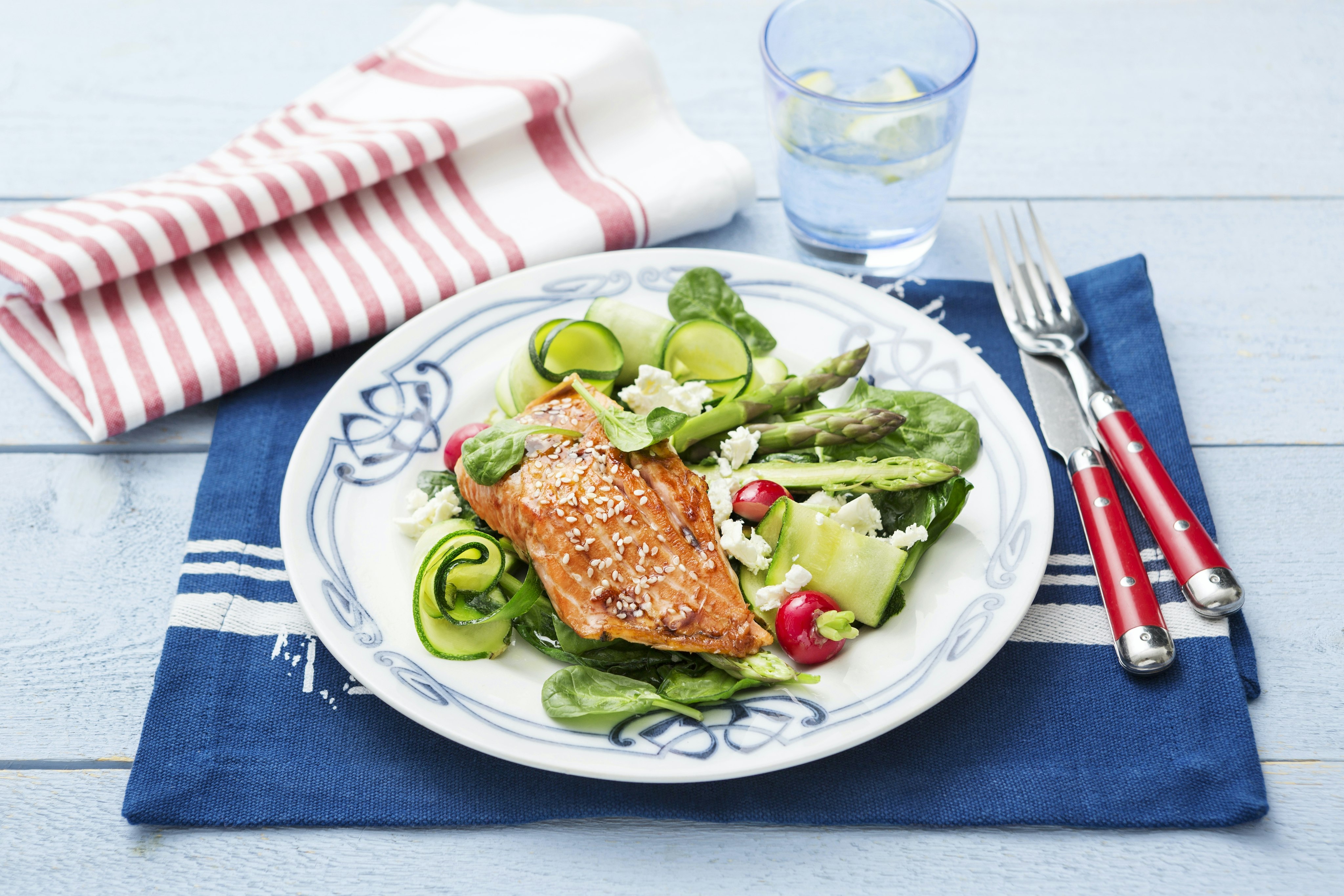 Stekt lax med fetaost och primörsallad