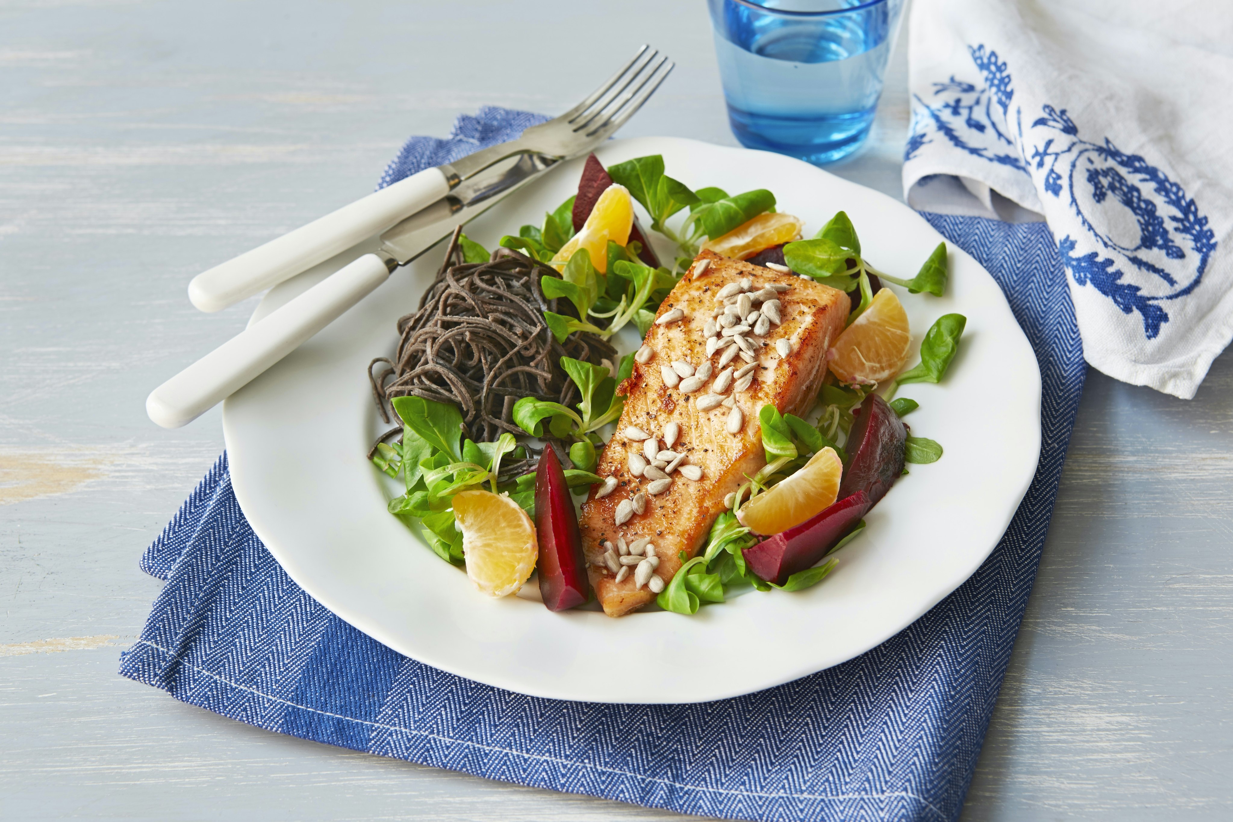 Stekt lax med rödbetor och bönpasta