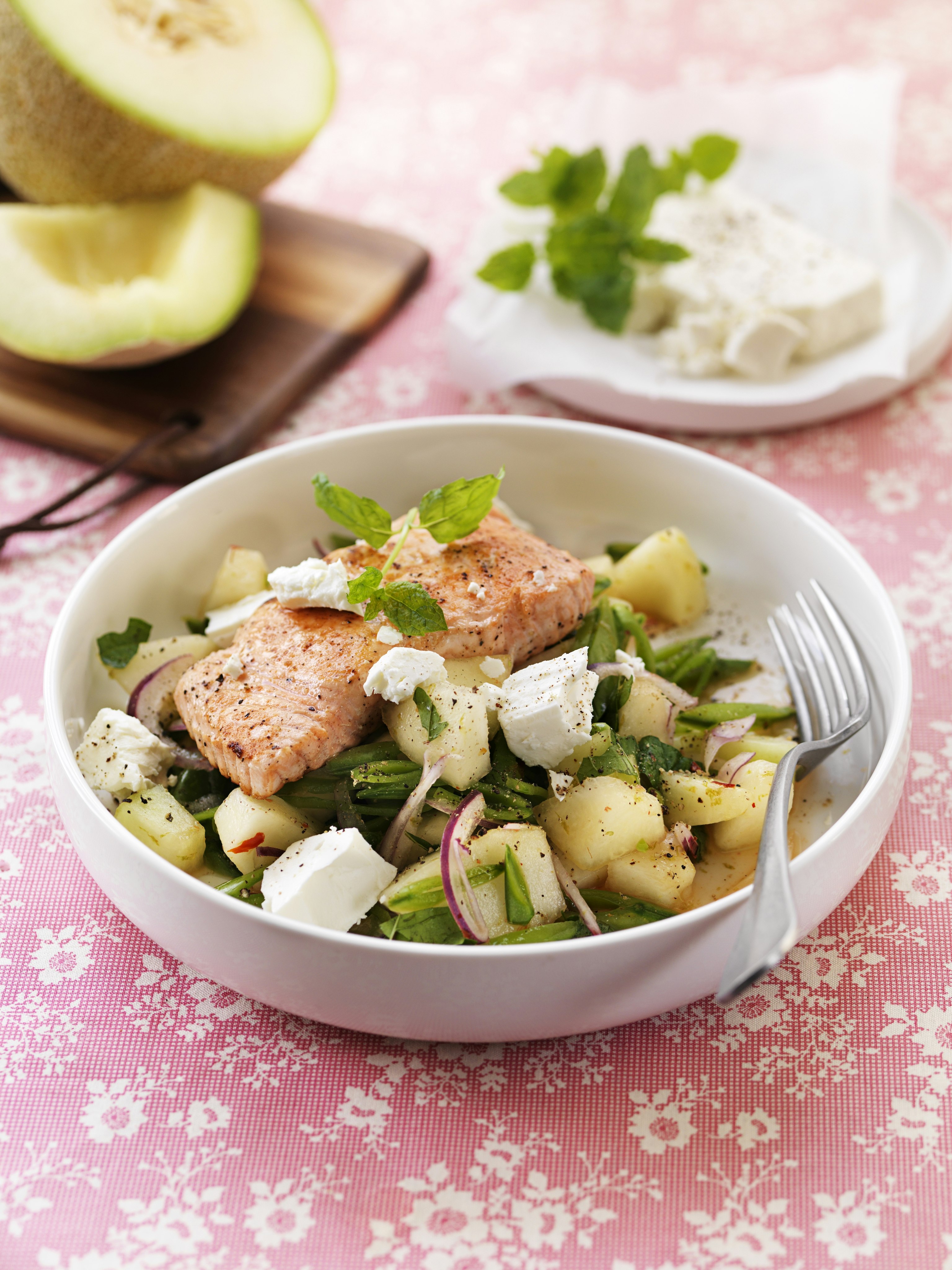 Stekt lax med fetaost och melonsallad