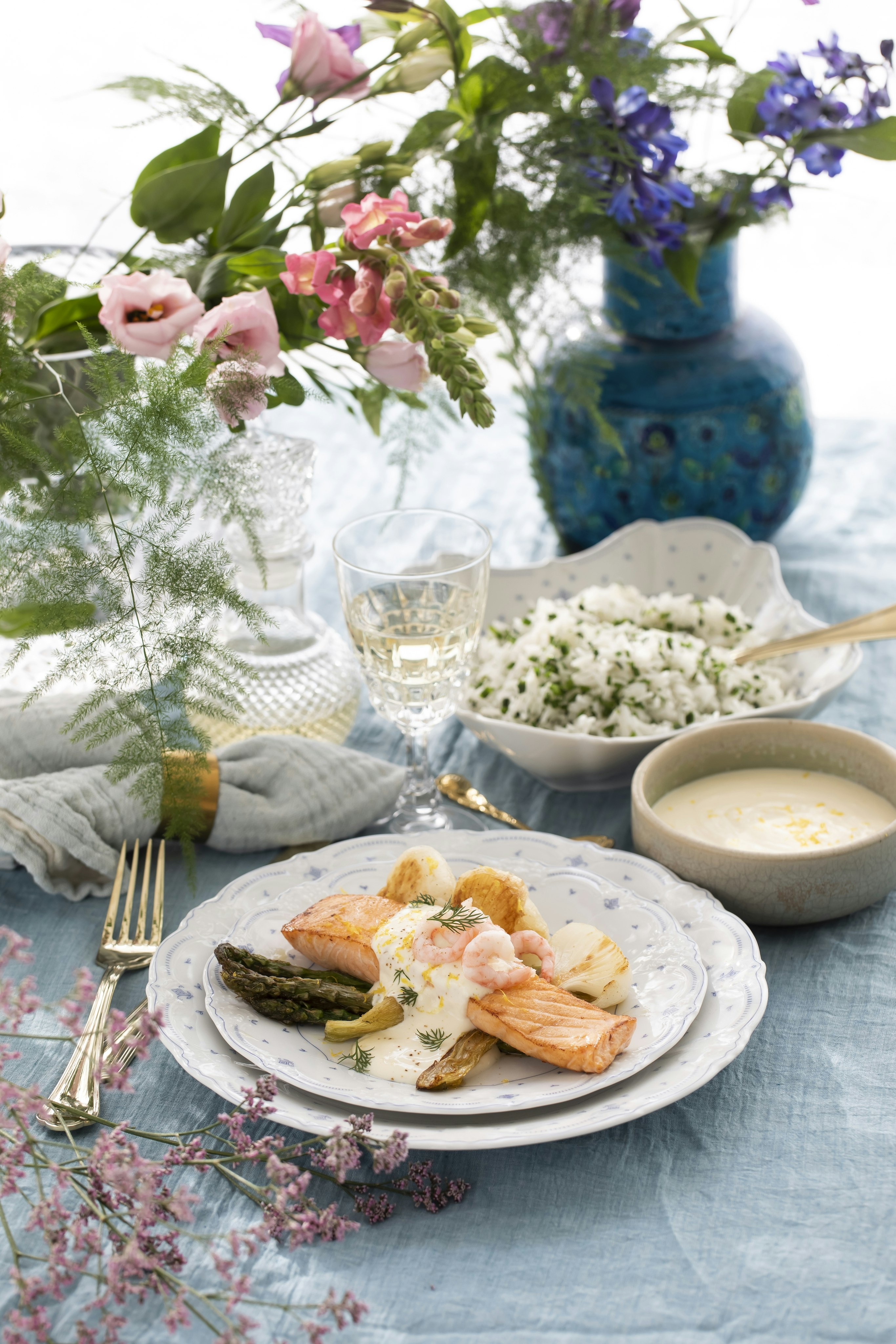 Stekt laxfilé med citronsås, räkor och sparris