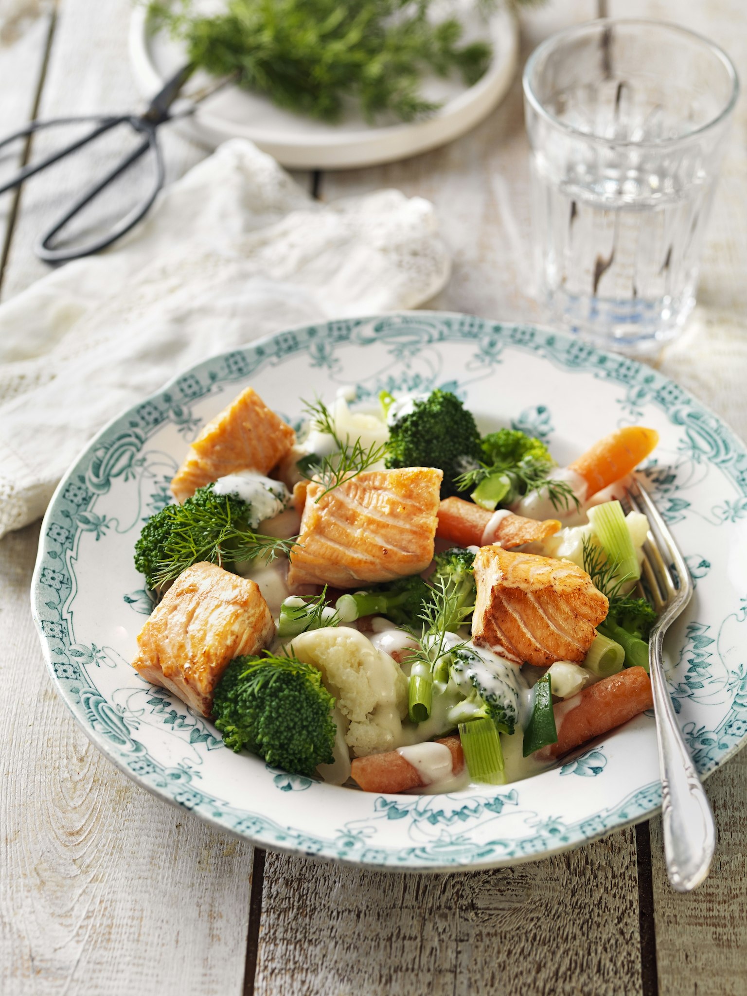 Stekt laxfilé med grönsaker i gräddsås