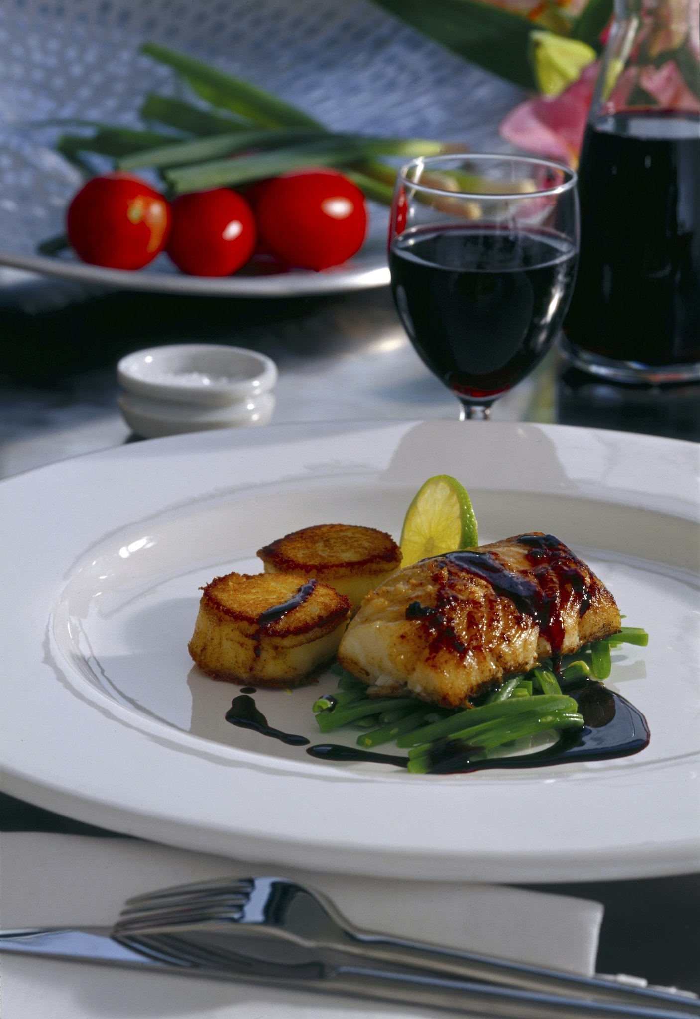 Stekt torskfilé med potatispuckar och rödvinssky