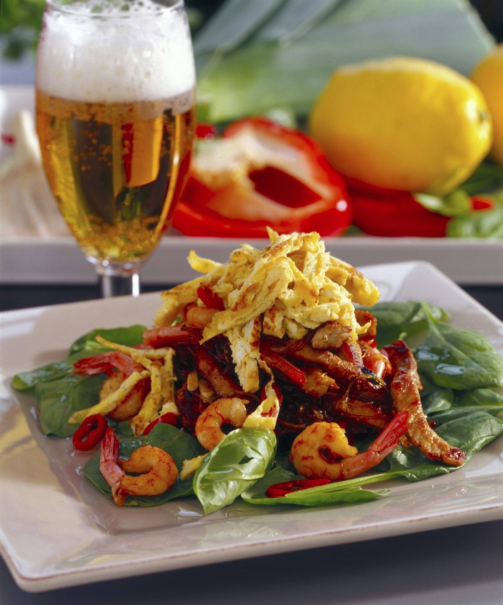 Stekta risnudlar med räkor, kött och omelett