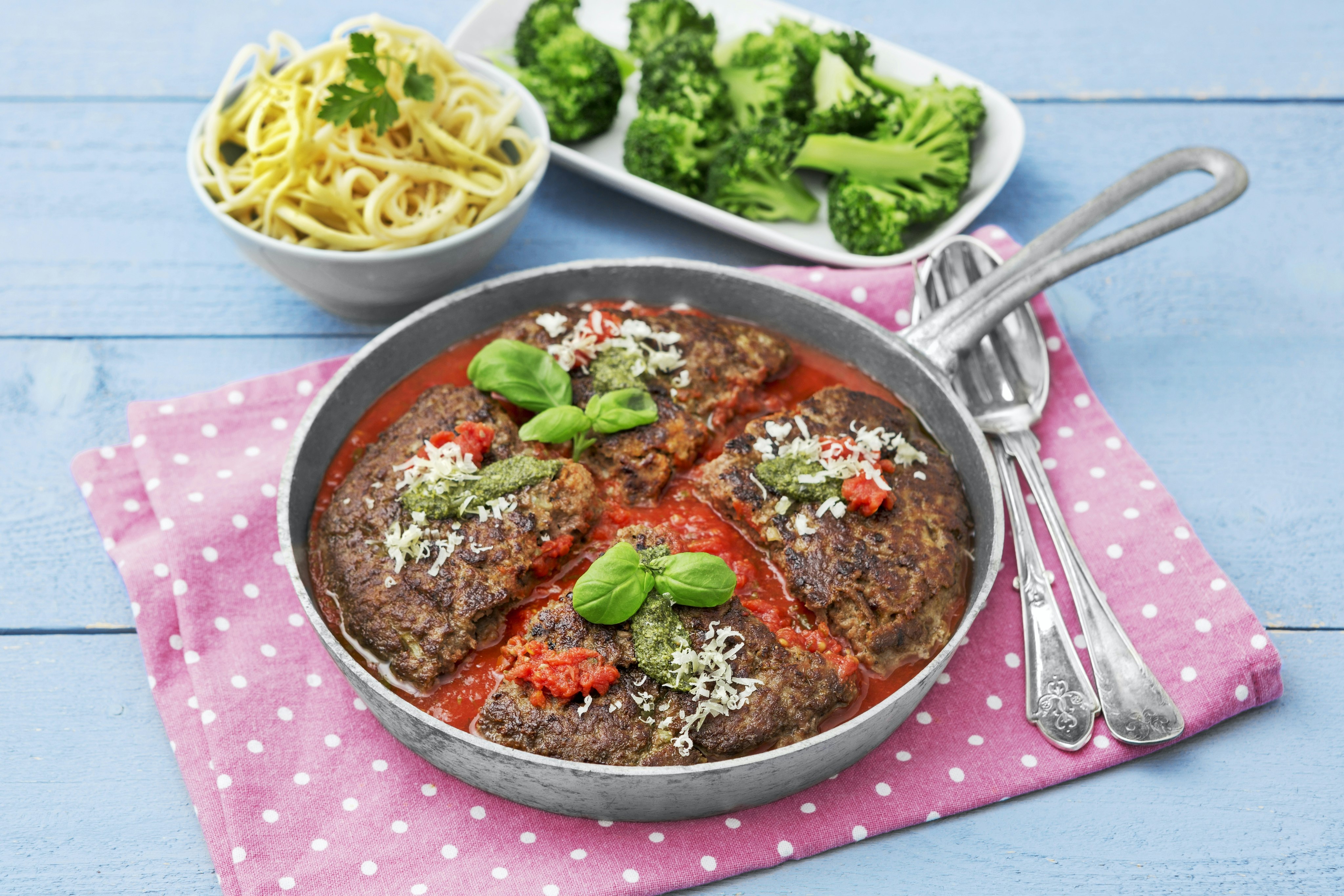 Stor köttfärsbiff med pasta och tomatsås