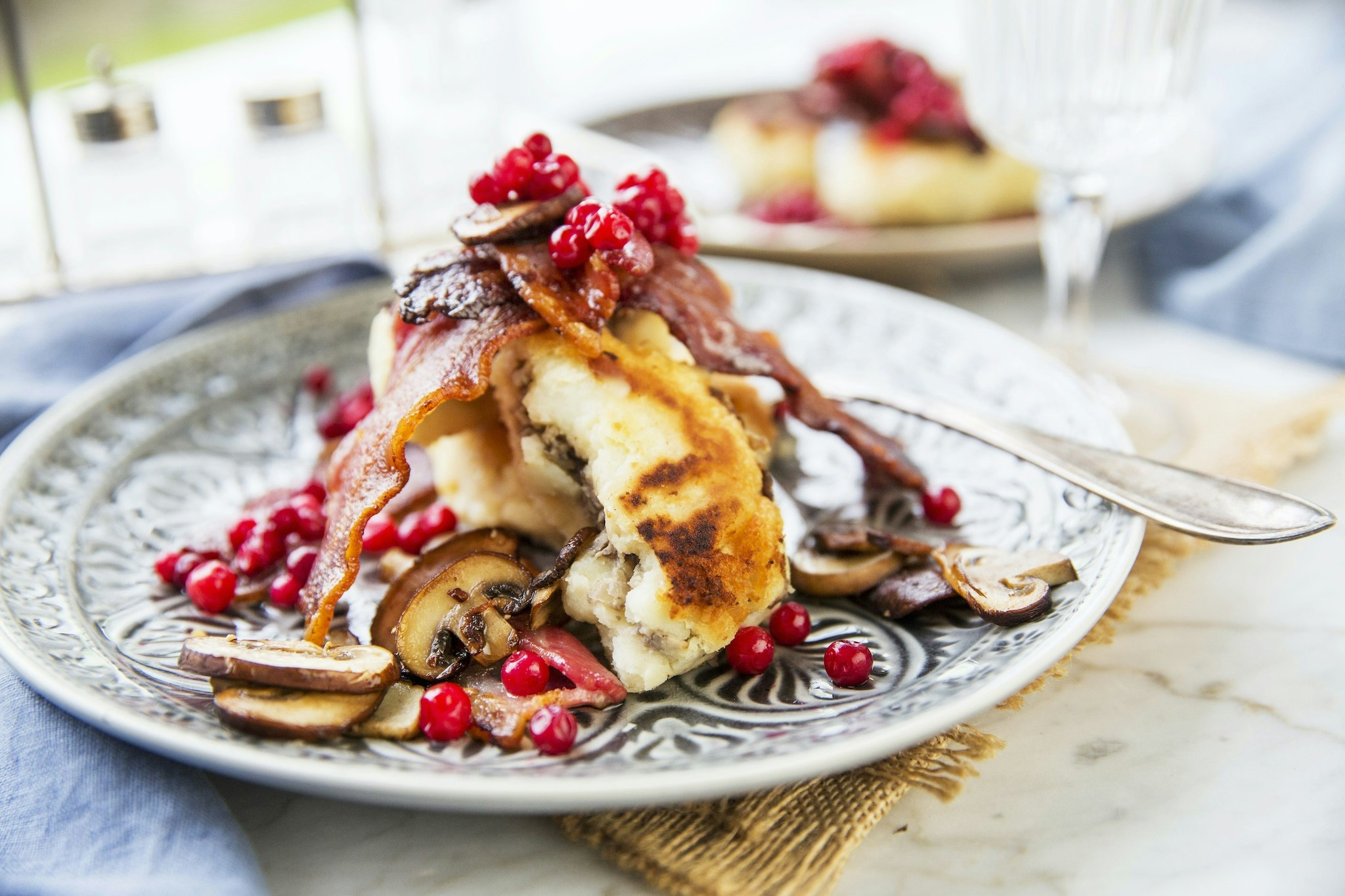 Svampfylld potatiskaka med fläsk och lingon