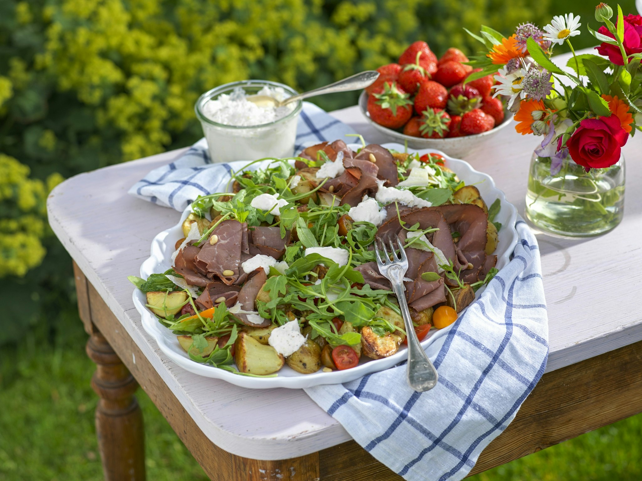 Tagliata med rostbiff, rostad potatis och vit sås