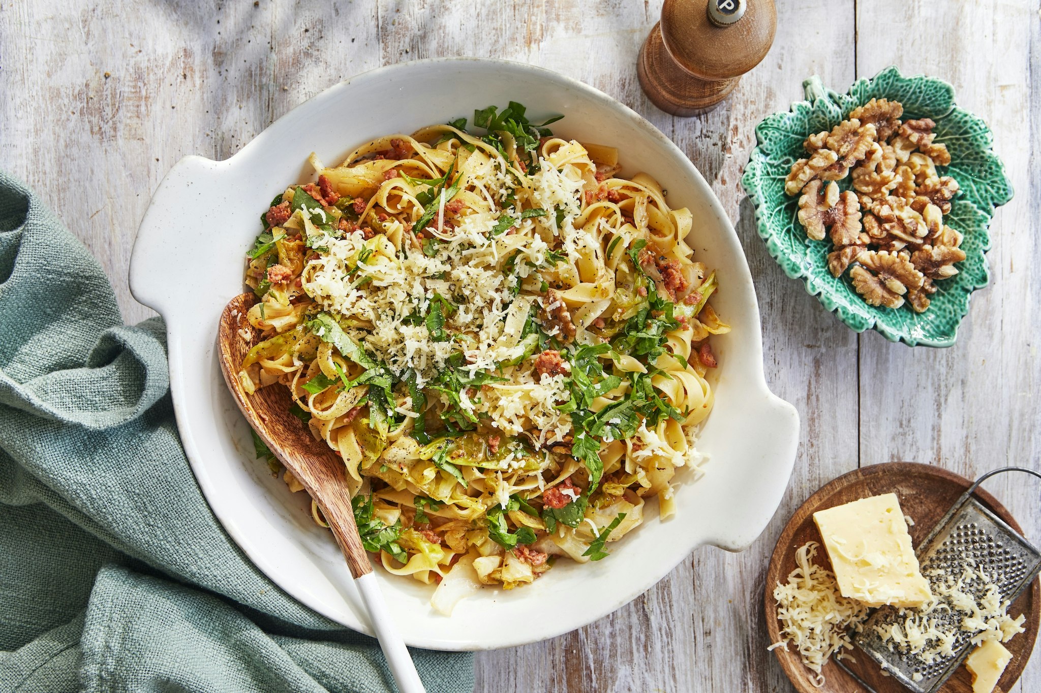 Tagliatelle med chorizo och vitkål