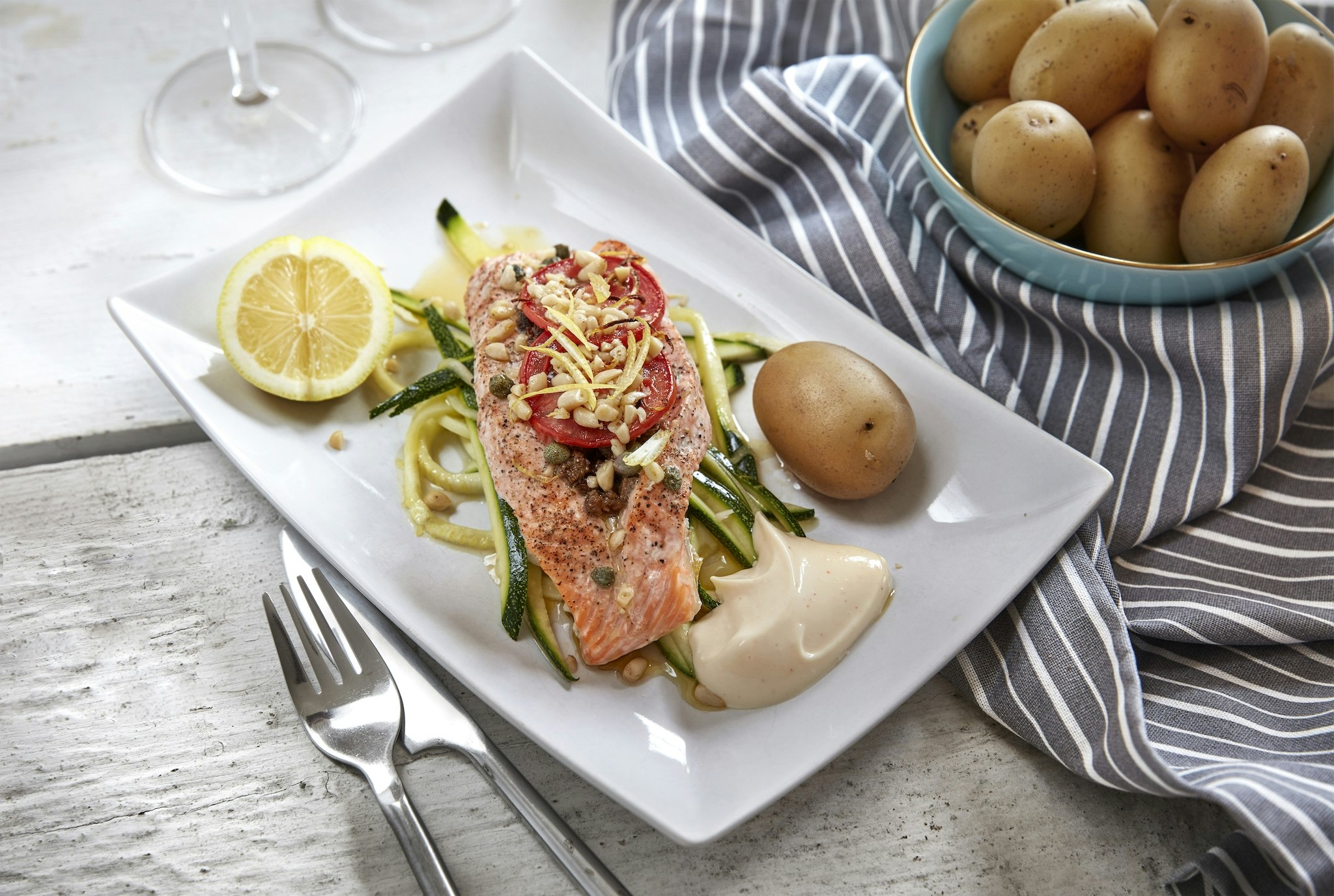 Tapenadefylld laxfilé med hollandaisesås