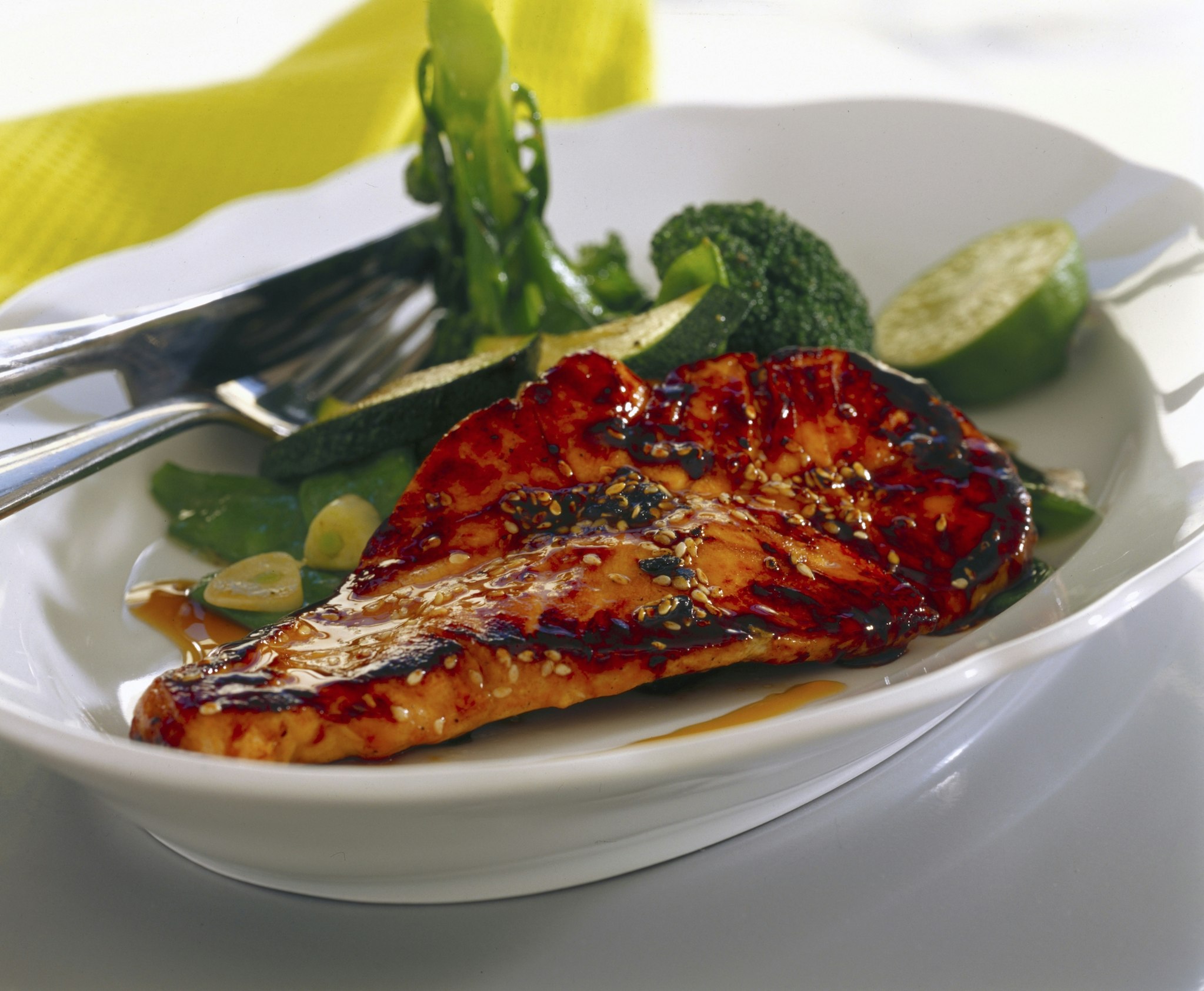 Teriyakimarinerad laxfilé och grönsaker