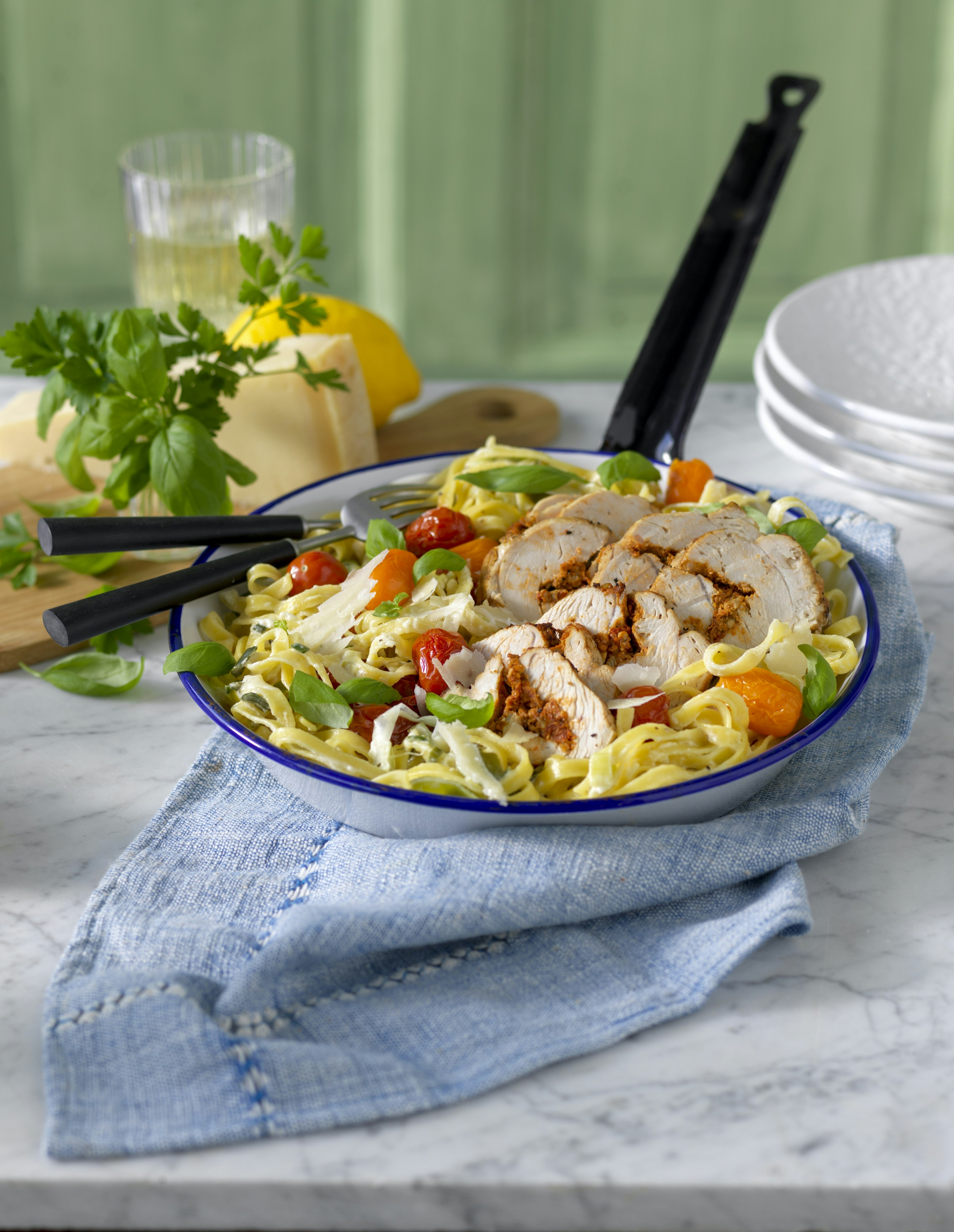 Krämig pasta med parmesanbakad kyckling