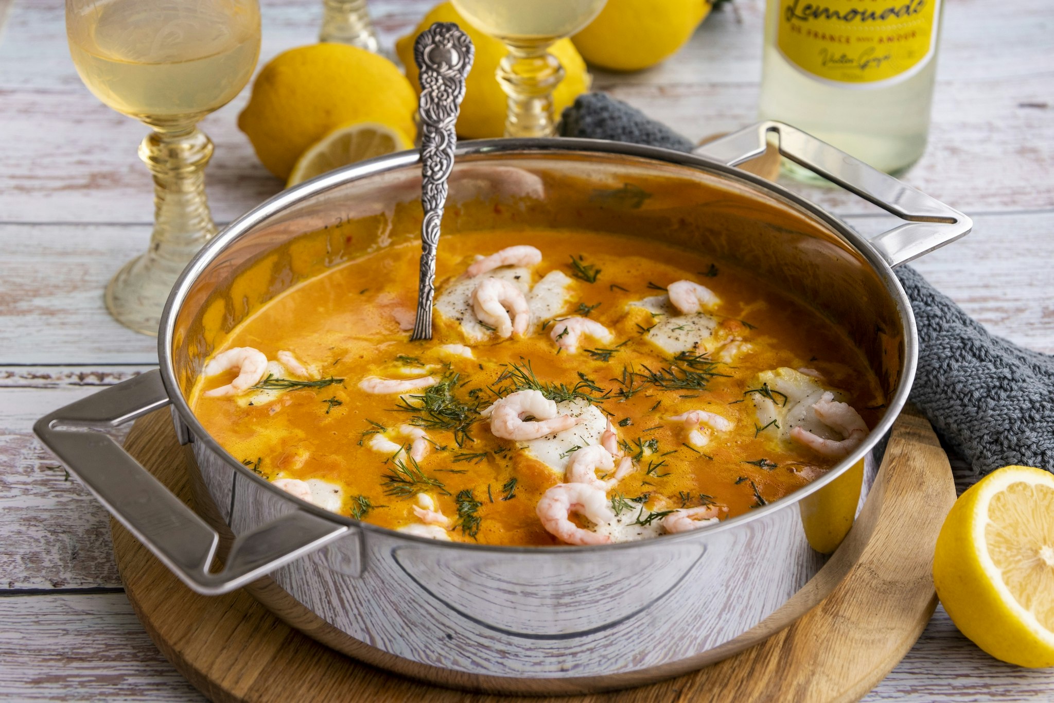 Torsk i tomat- och saffranssås med räkor