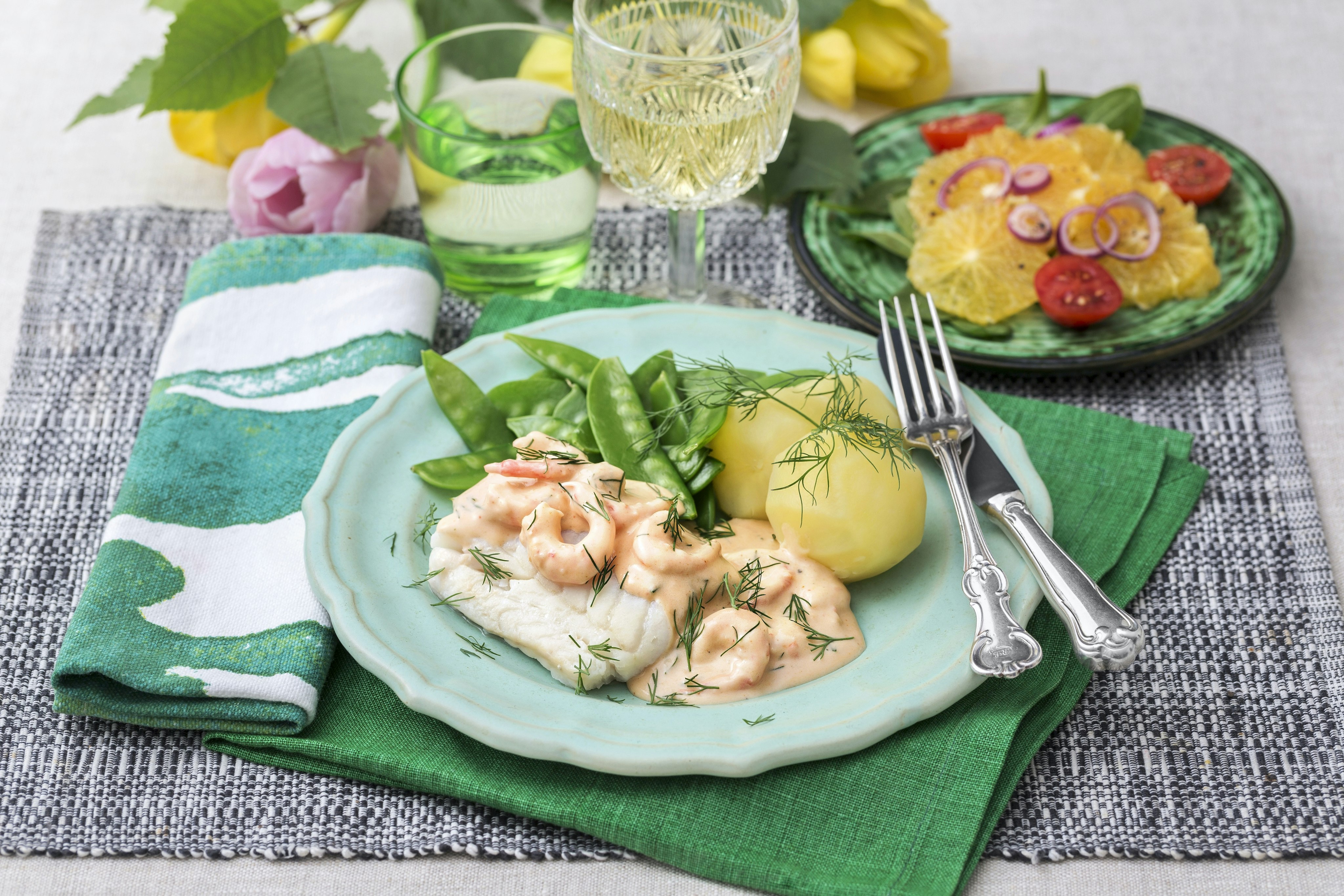 Kokt torsk med underbart krämig räksås