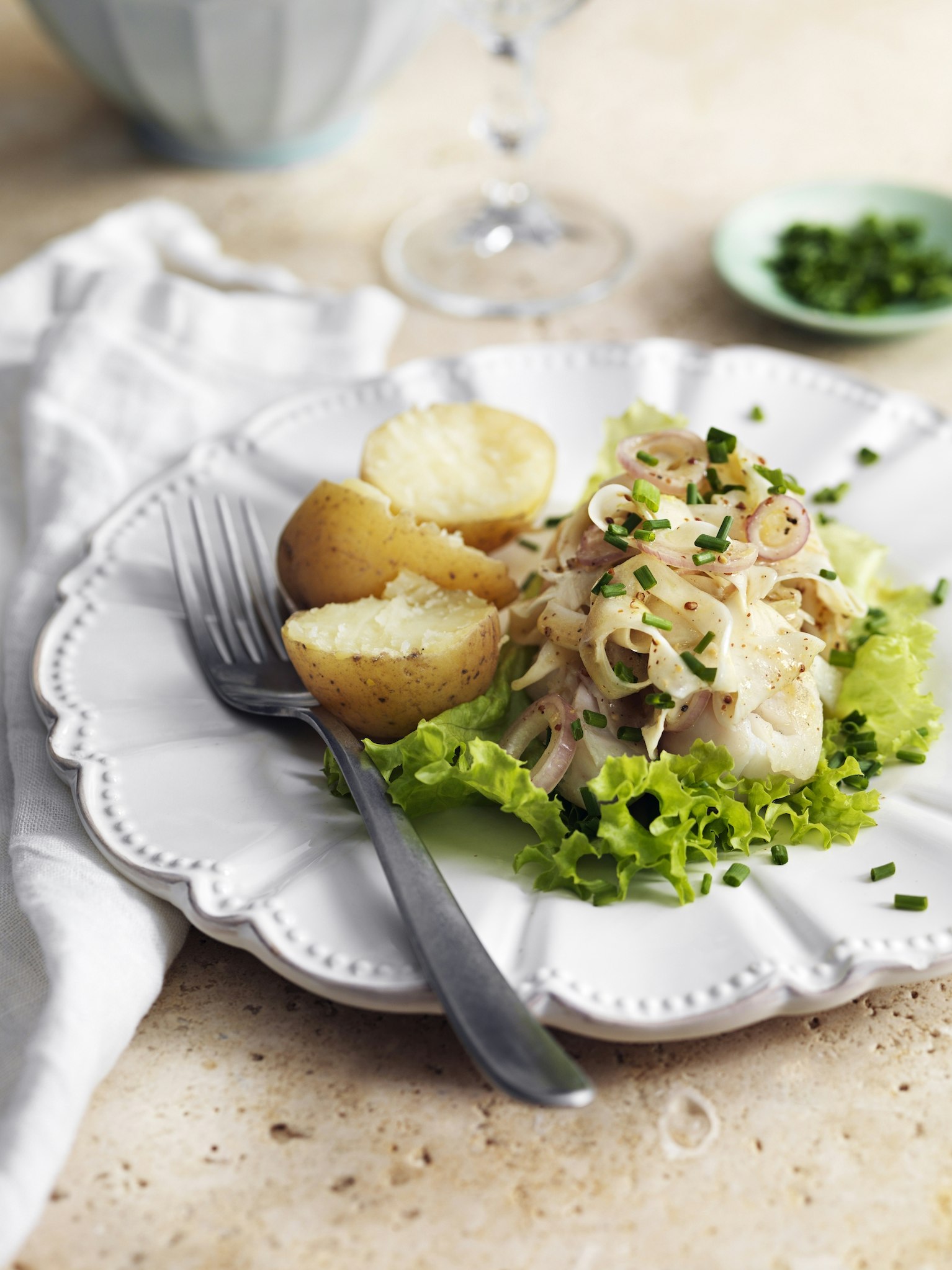 Lax med örttopping och fransk senapsdressing