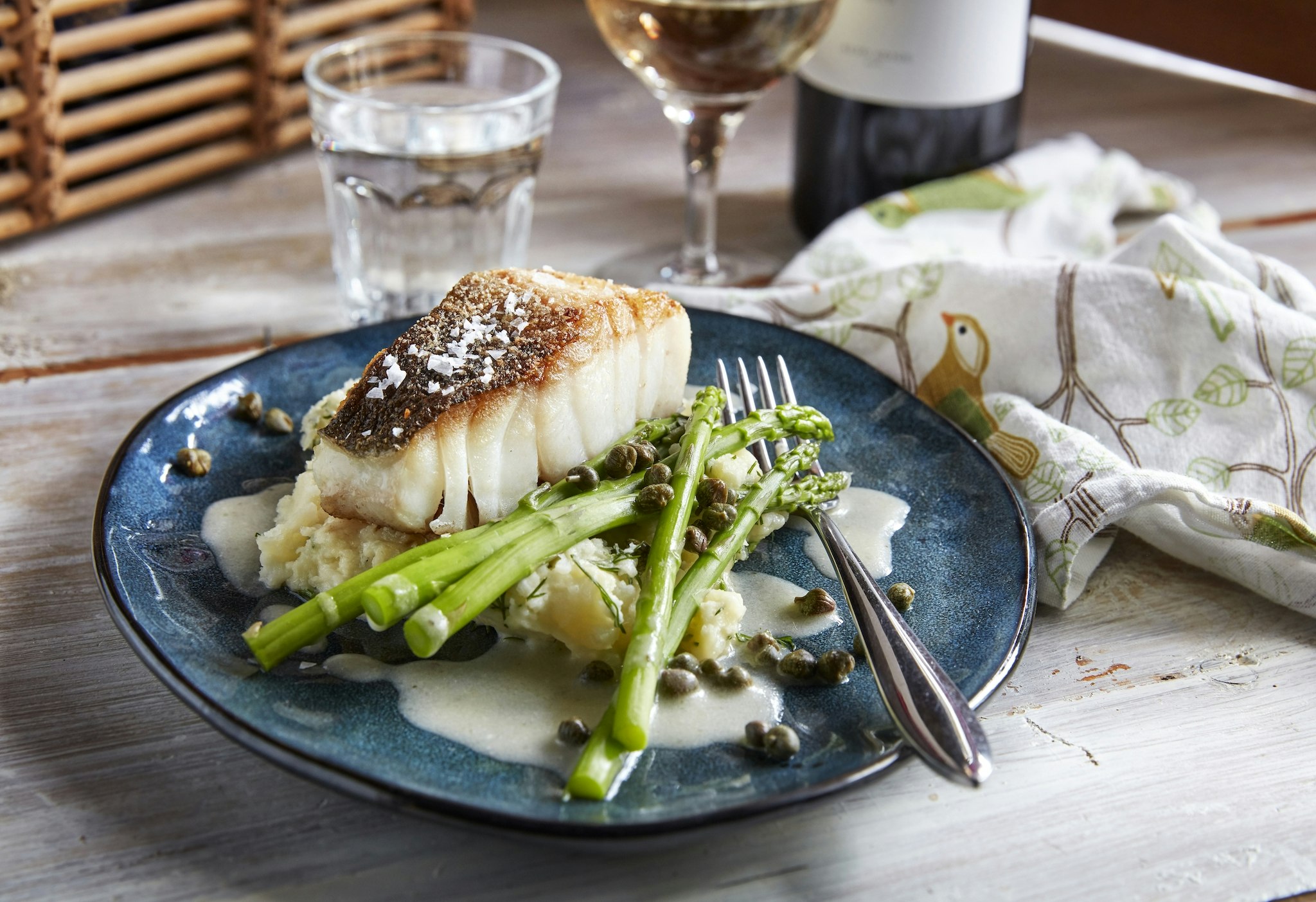 Torskrygg med dillpotatis, vitvinssås och sparris