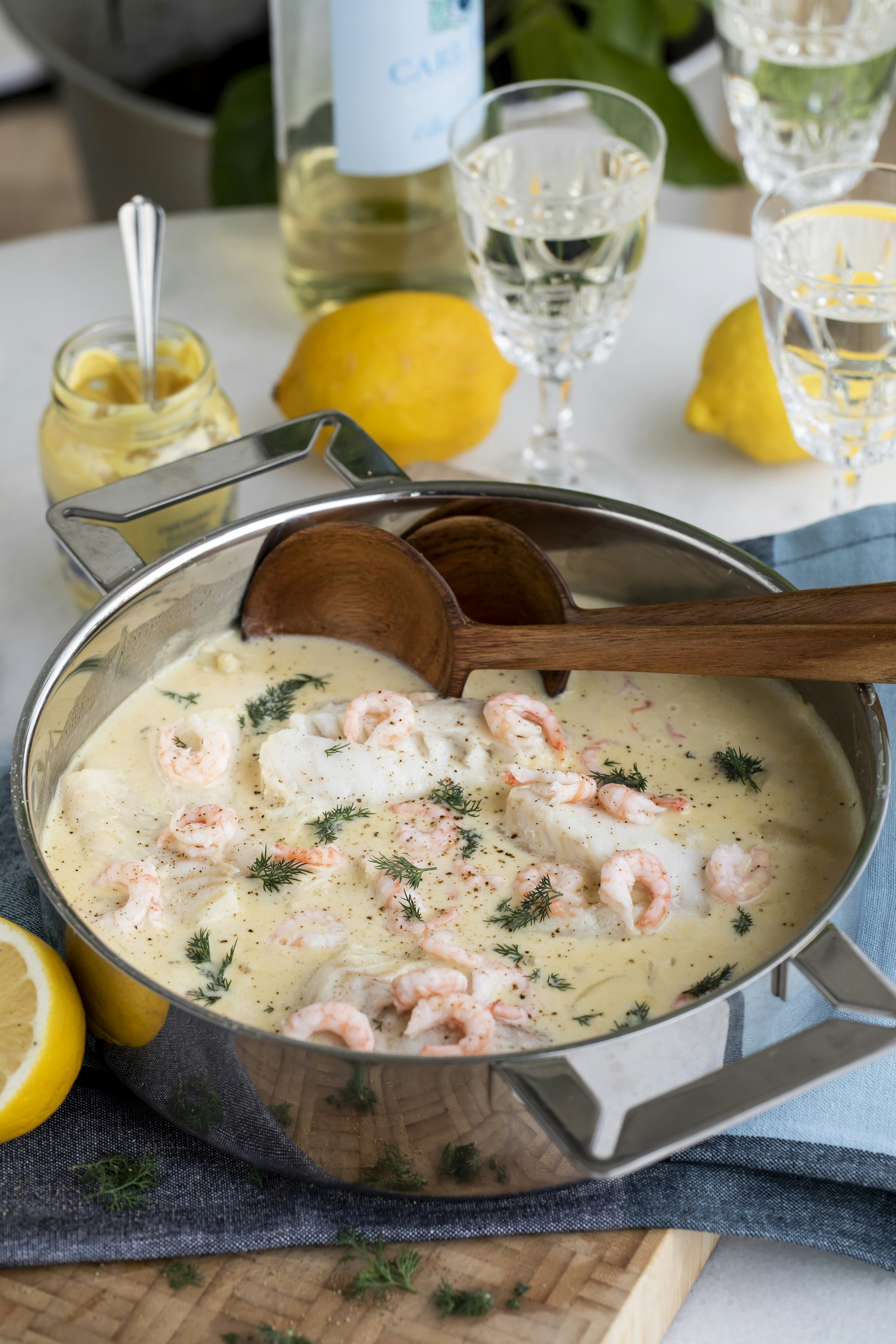 Torskrygg och räkor i vitvinssås