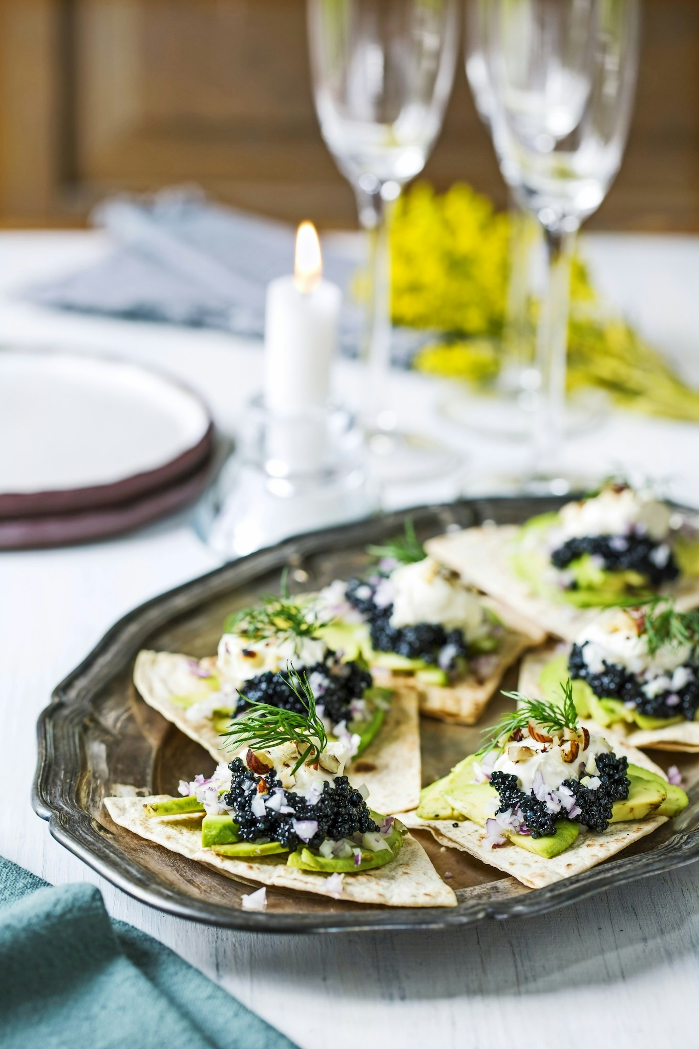 Tunnbrödschips med avokado och rom