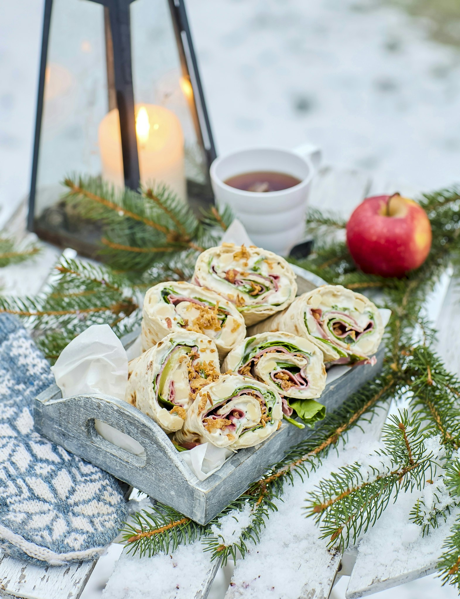 Tunnbrödsrulle med rostbiff och potatissallad