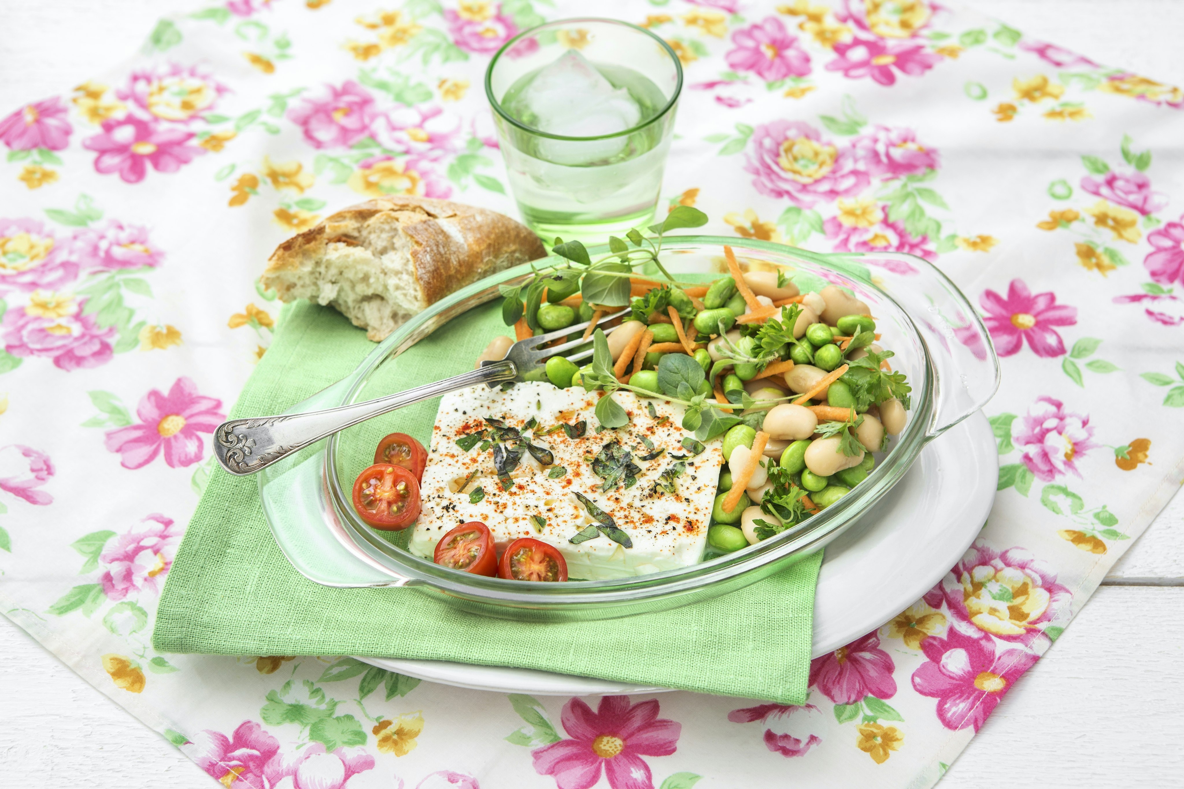 Ugnsbakad fetaost med tomater och lök