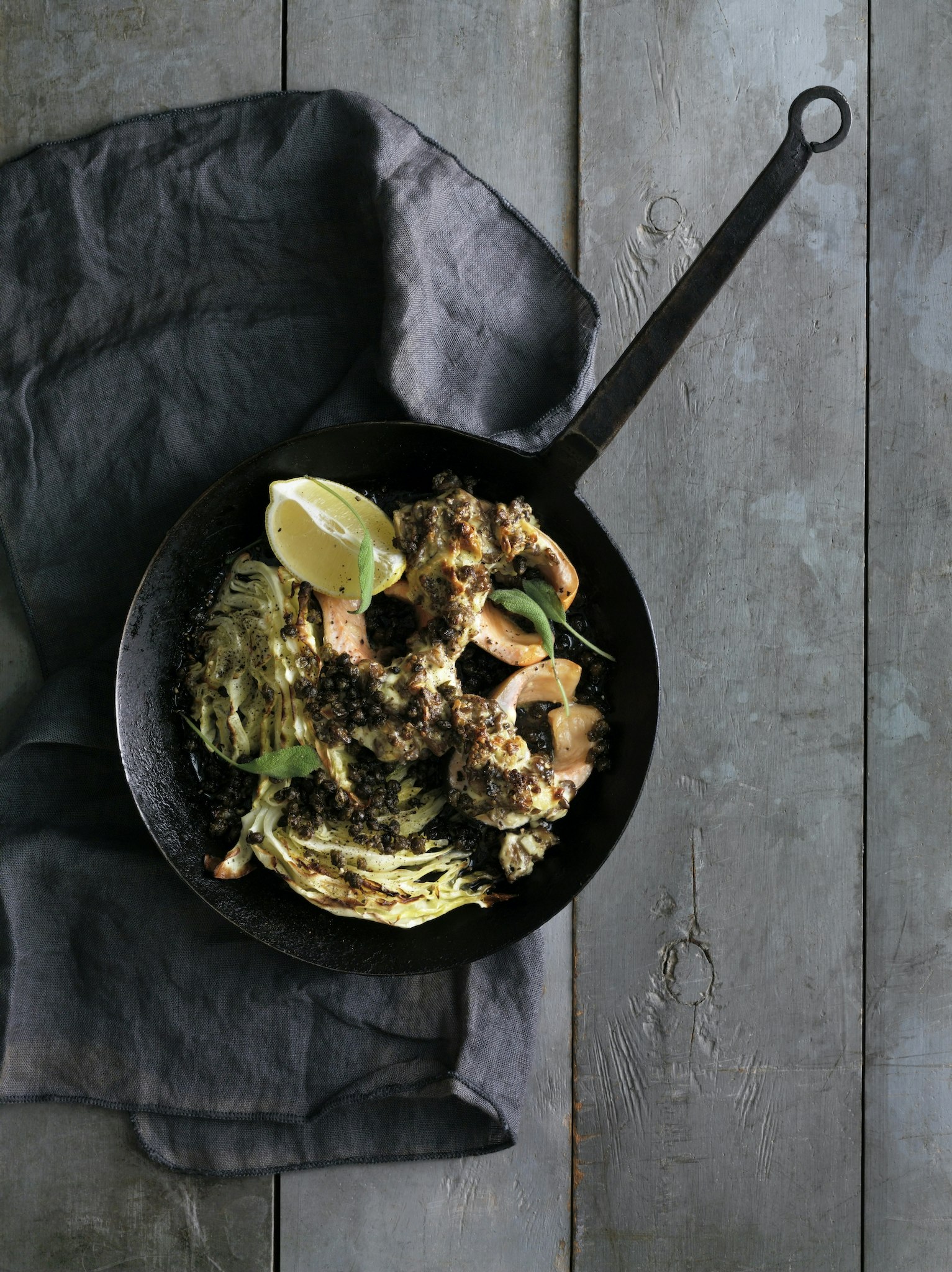 Ugnsbakad forell med svampröra och friterad kapris