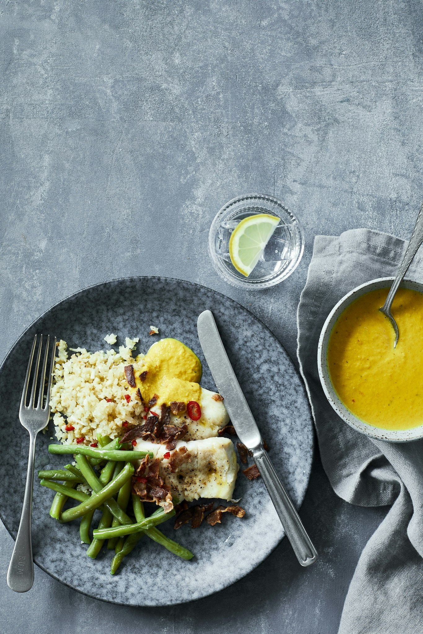 Ugnsbakad kummel med bacon och blomkålsris