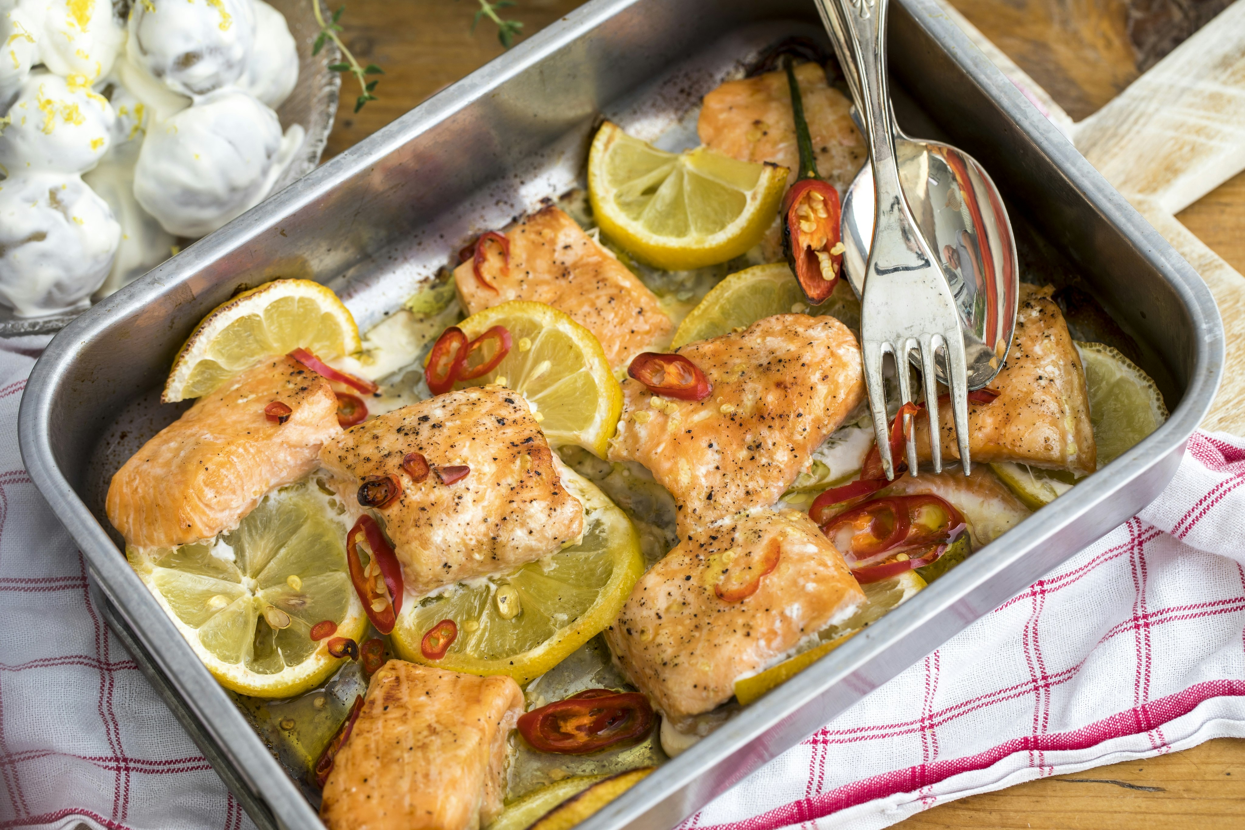 Ugnsbakad lax med citron och chili