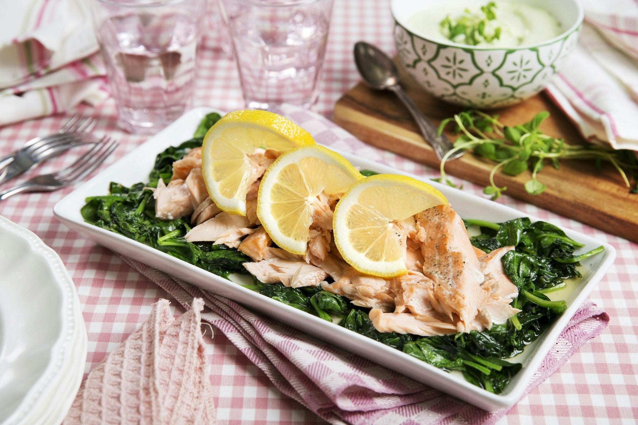 Ugnsbakad laxfilé med avokadosås och spenat