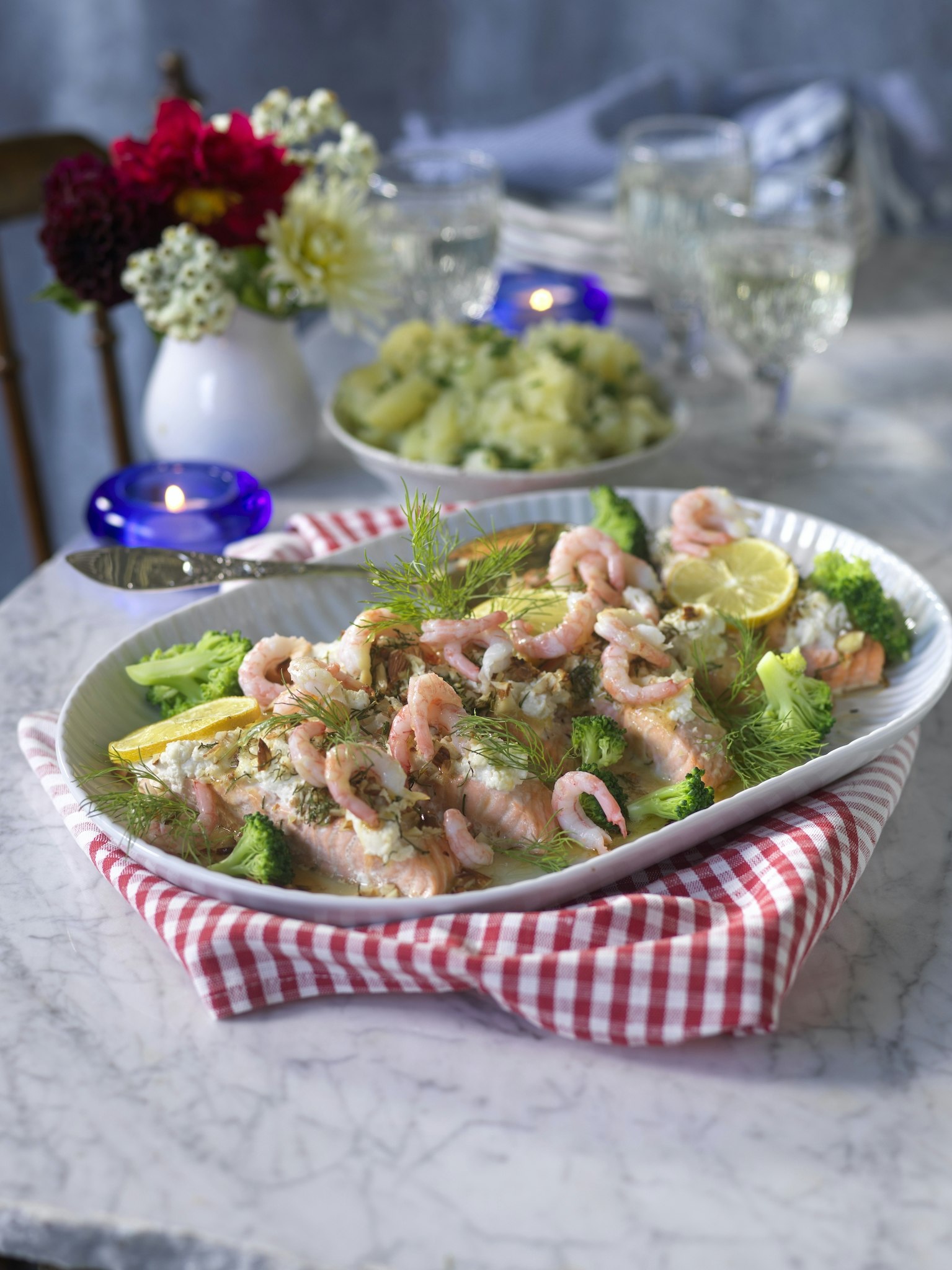 Ugnsbakad laxfilé med räkor och färskost