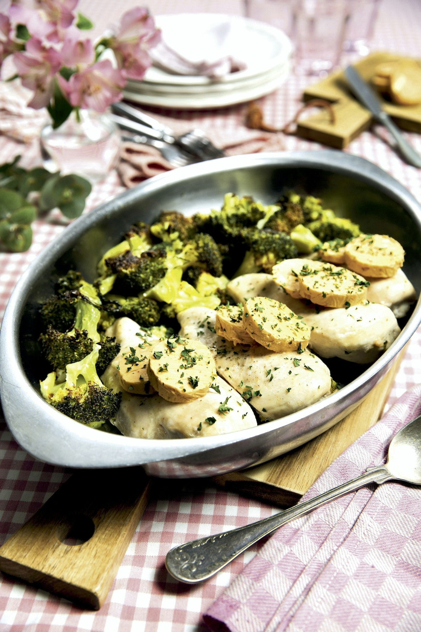 Ugnsstekt kycklingfilé, broccoli och tomatsmör