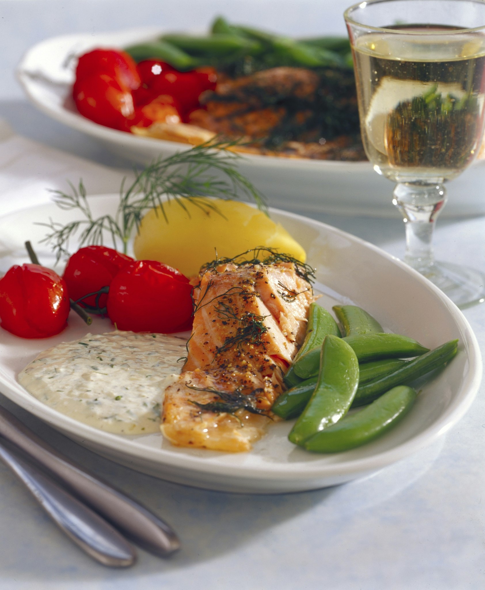 Ugnsstekt laxfilé med varm örtsås