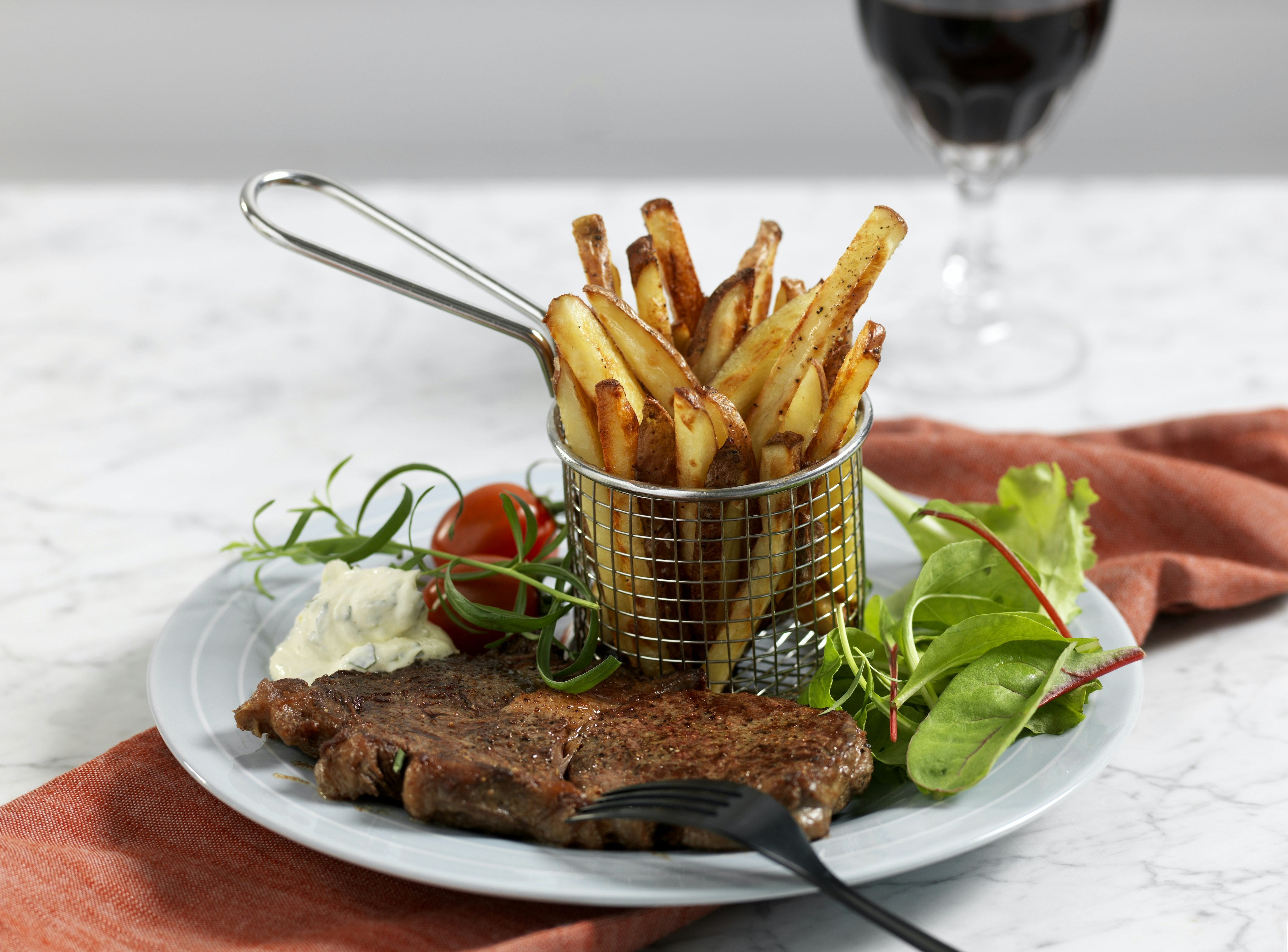 Entrecôte med ugnsstekt pommes och lätt bea