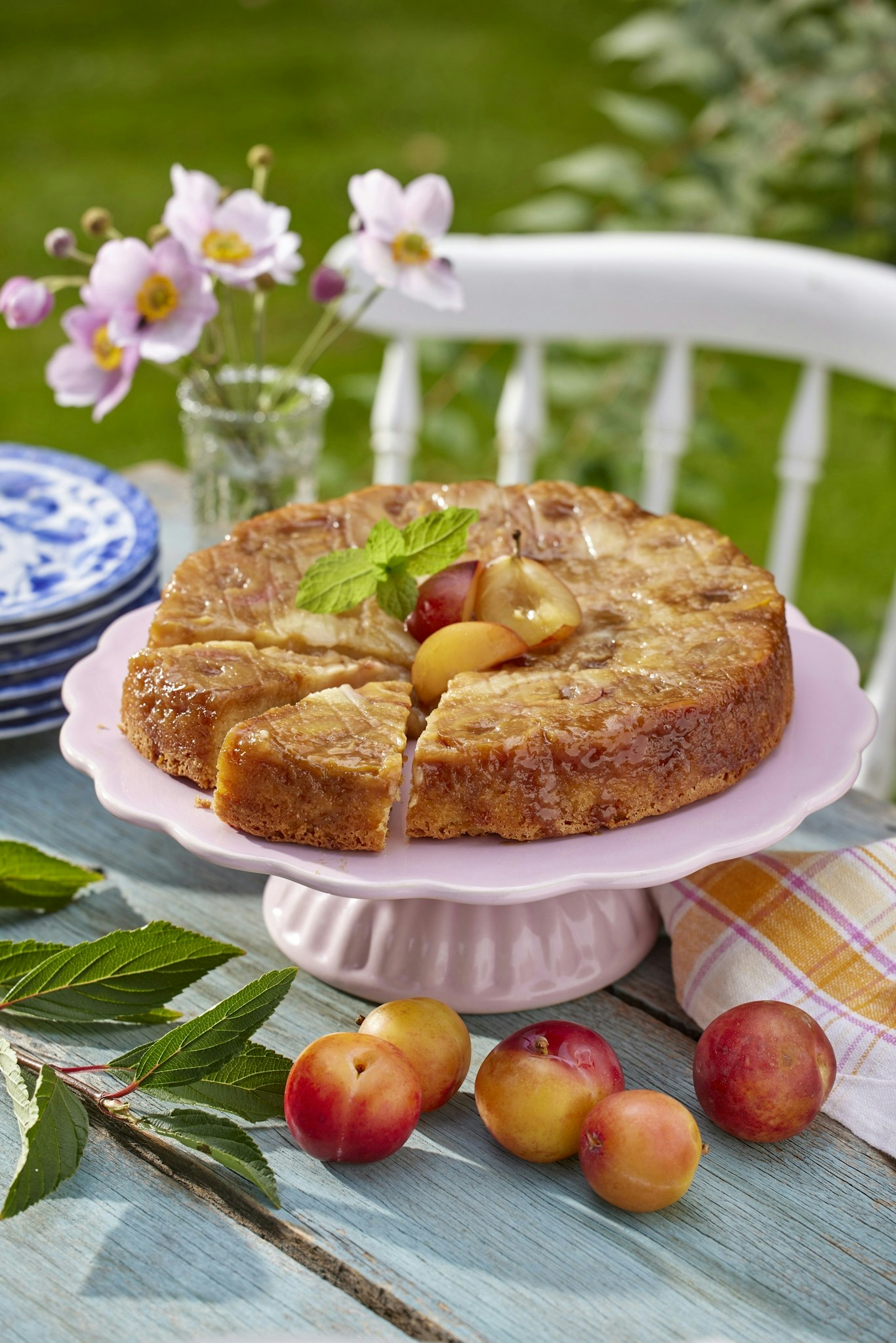 Upp-och-nerkaka med plommon