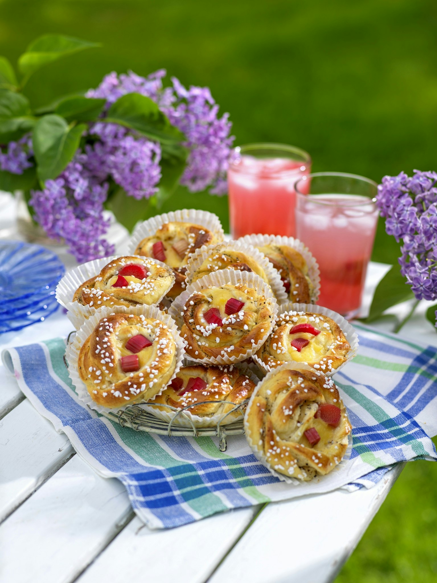 Vaniljfyllda bullar med rabarber